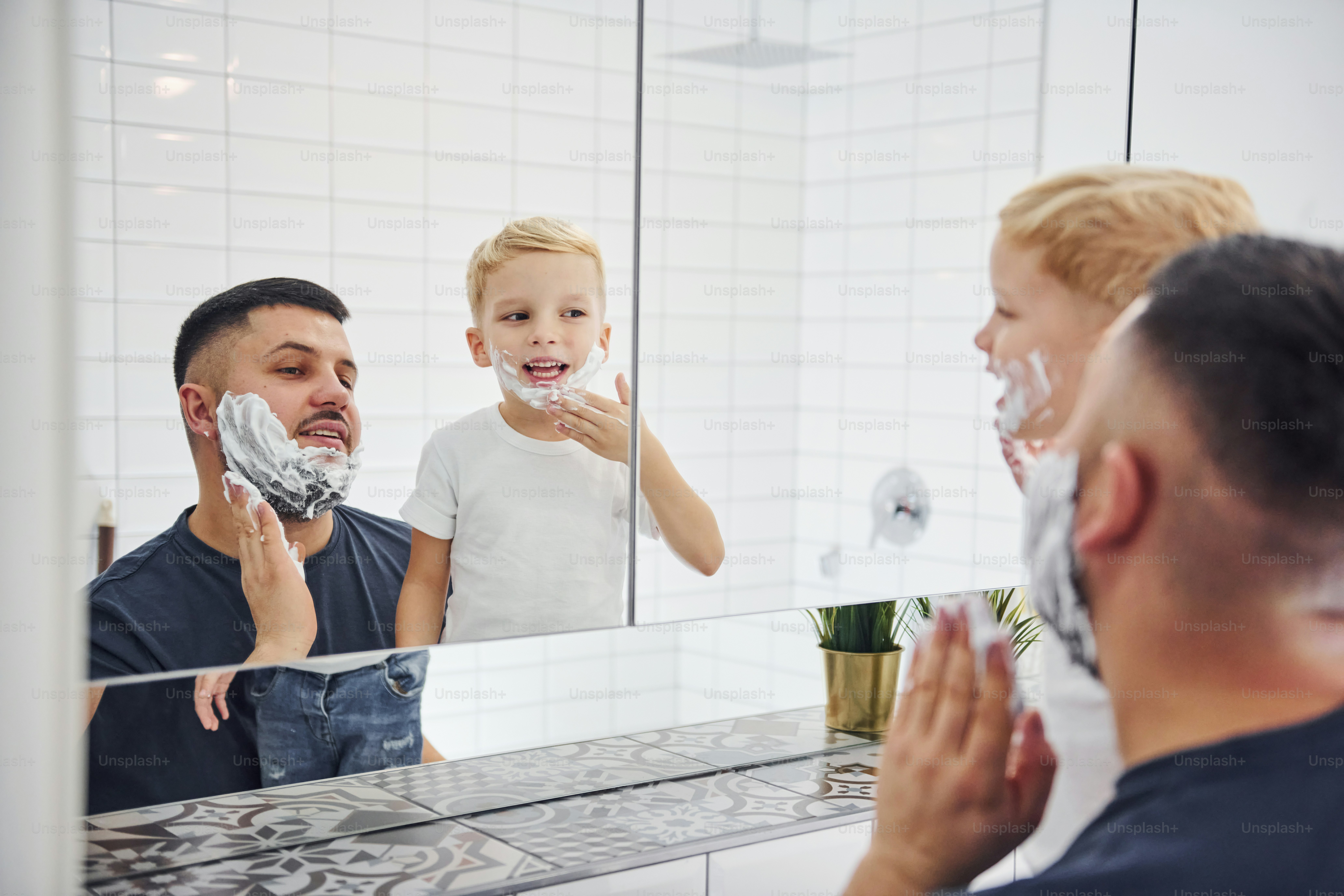 Foto Padre Con Su Hijo Está En El Baño Diviértete Usando Gel De