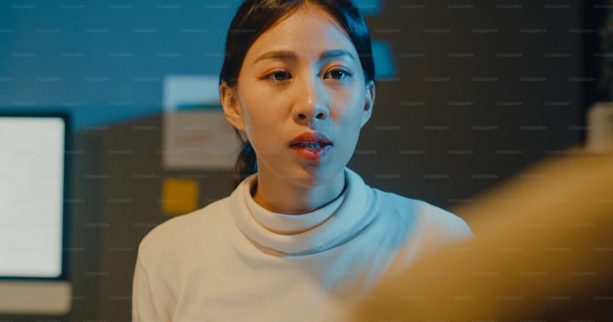 행복한 젊은 아시아 사업가와 사업가들이 만나 프로젝트에 대한 몇 가지 새로운 아이디어를 브레인 스토밍하고 함께 일하는 파트너에게