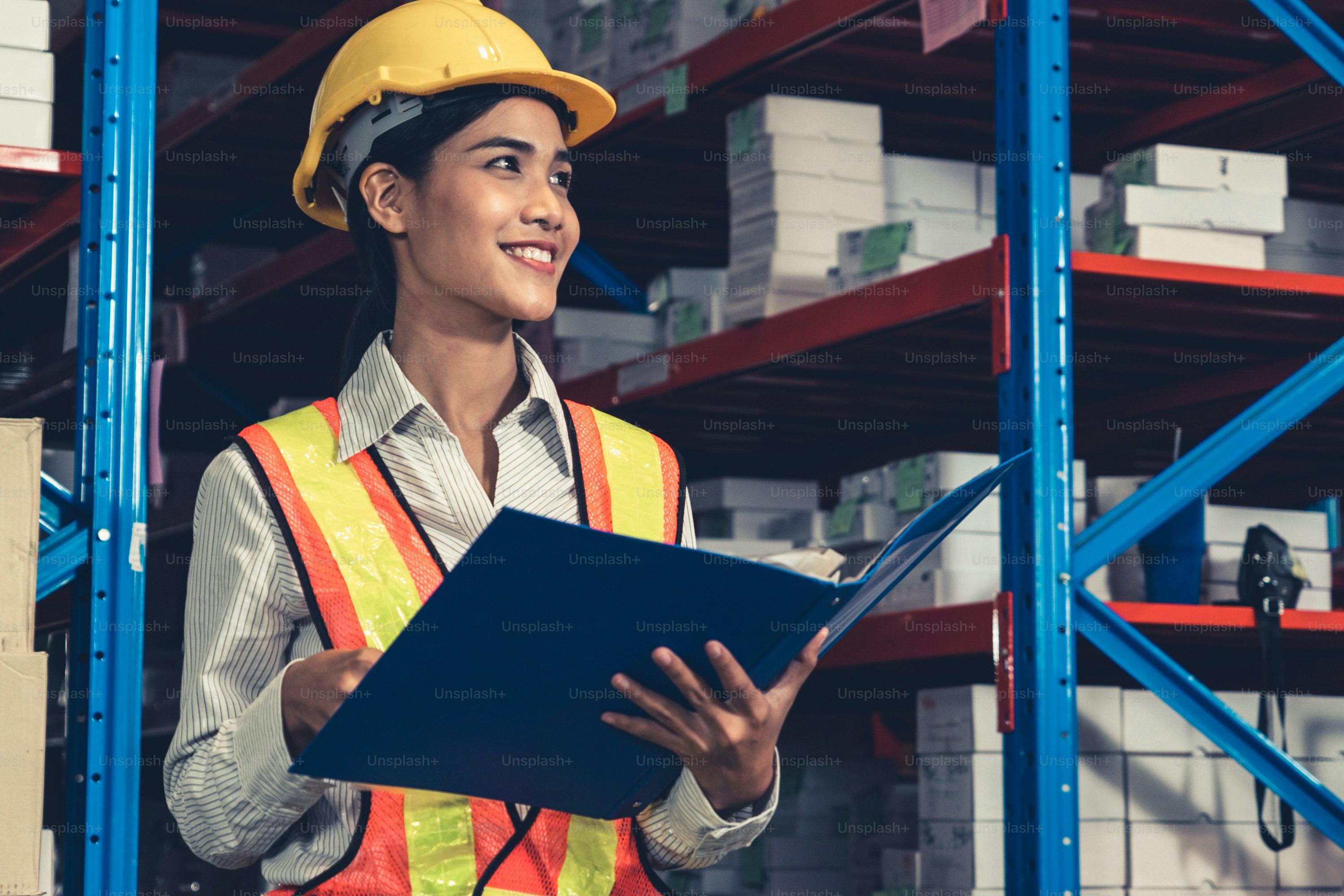 Trabajadora de almacén trabajando en el almacén. Concepto de negocio de ...