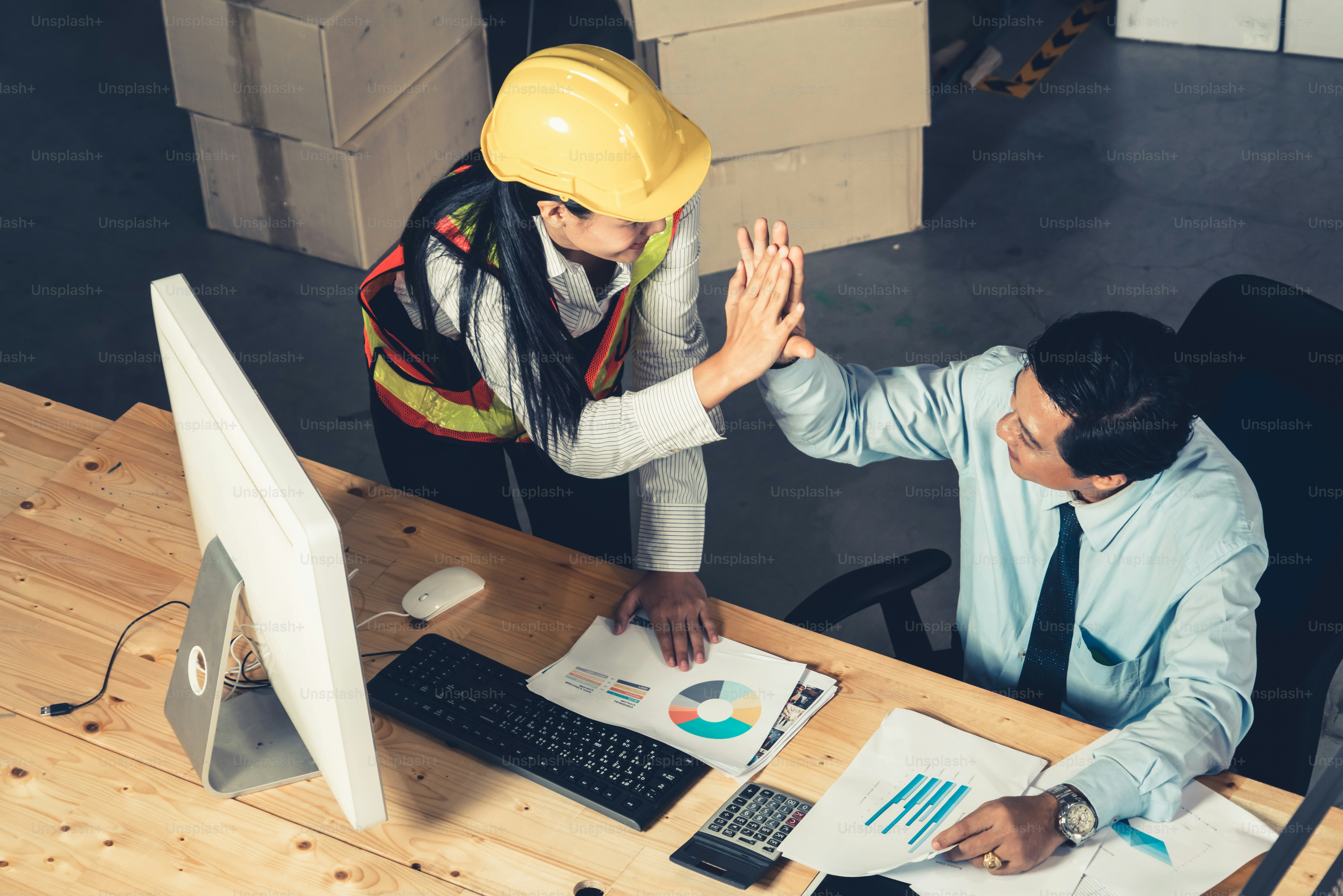 Jefe de almacén y trabajador que trabaja en el almacén. Concepto de ...