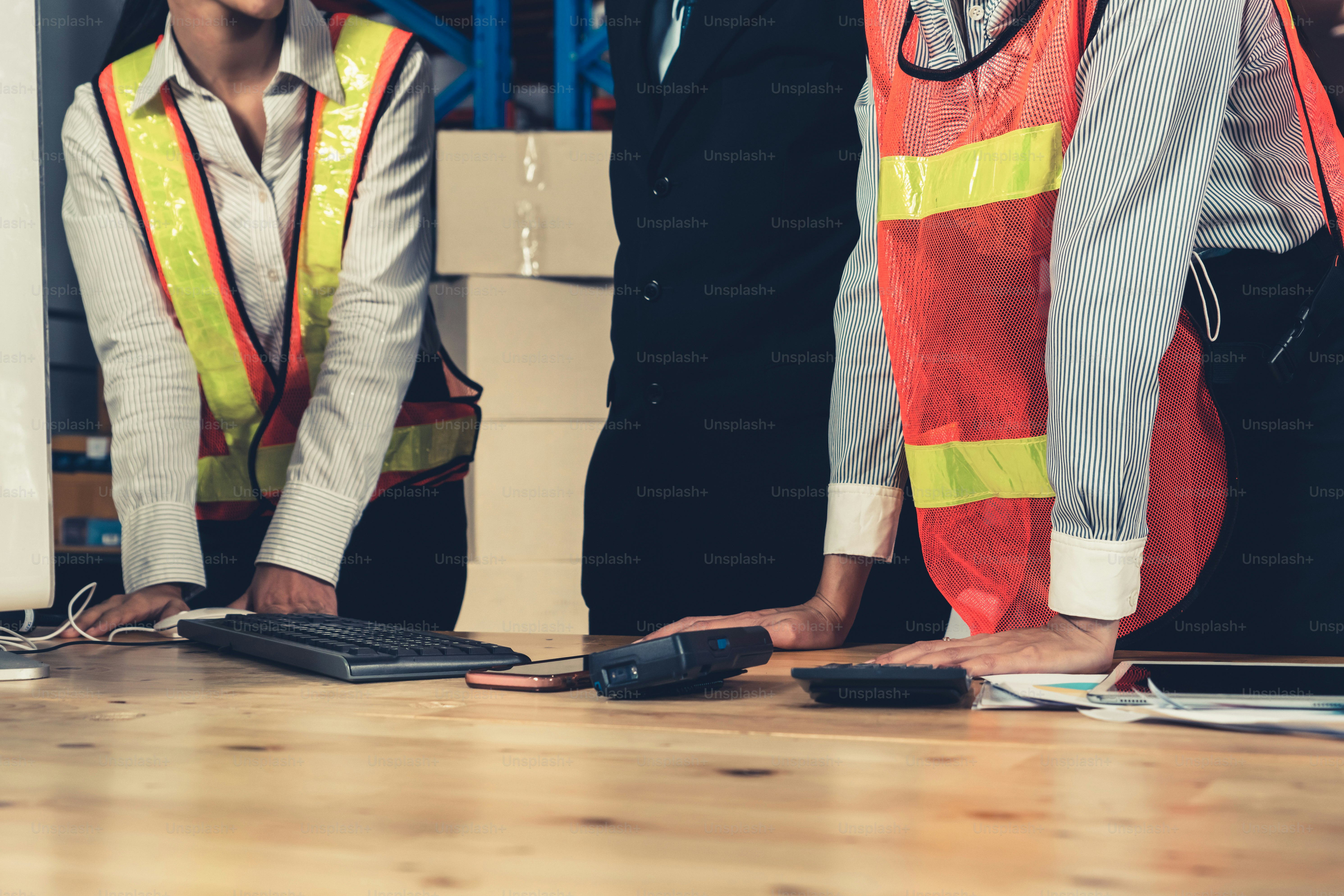 Foto Jefe de almacén y trabajador que trabaja en el almacén. Concepto ...