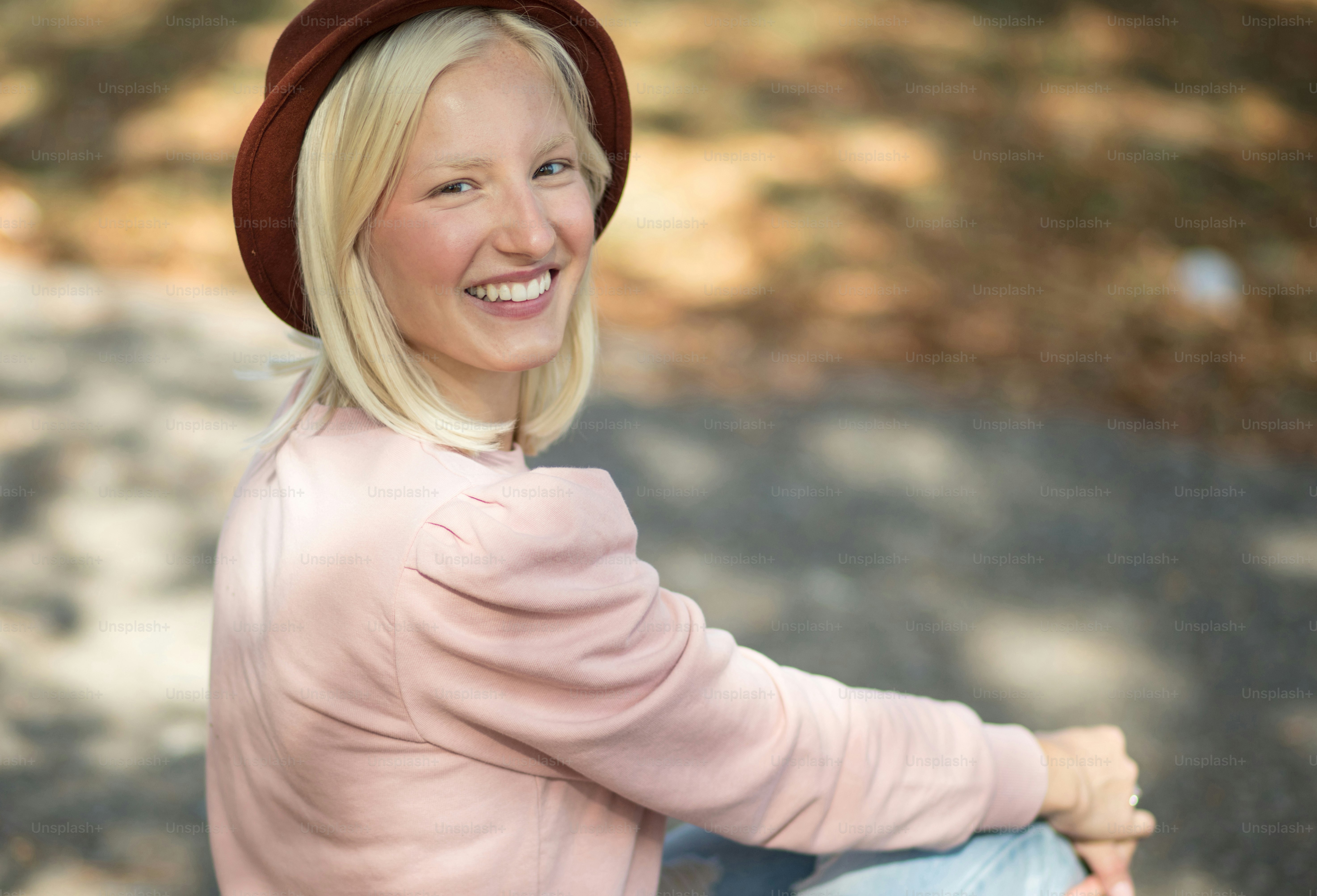 Foto Es Una Chica Natural Mujer Rubia Sonriente Sentada En El Parque Sombrero Imagen En Unsplash