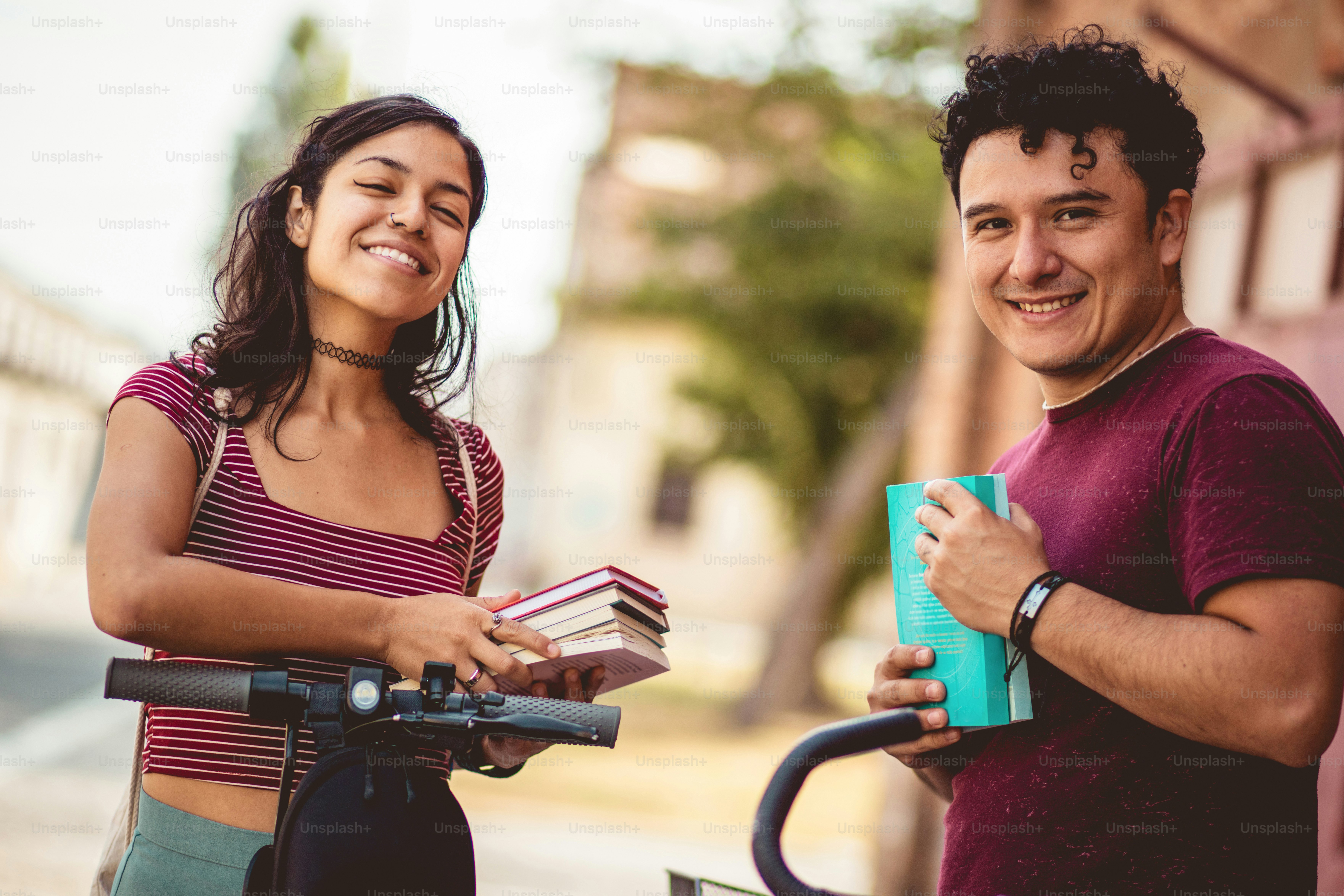 Foto zum Thema Zwei junge Studenten auf der Straße mit Büchern. – Bild ...