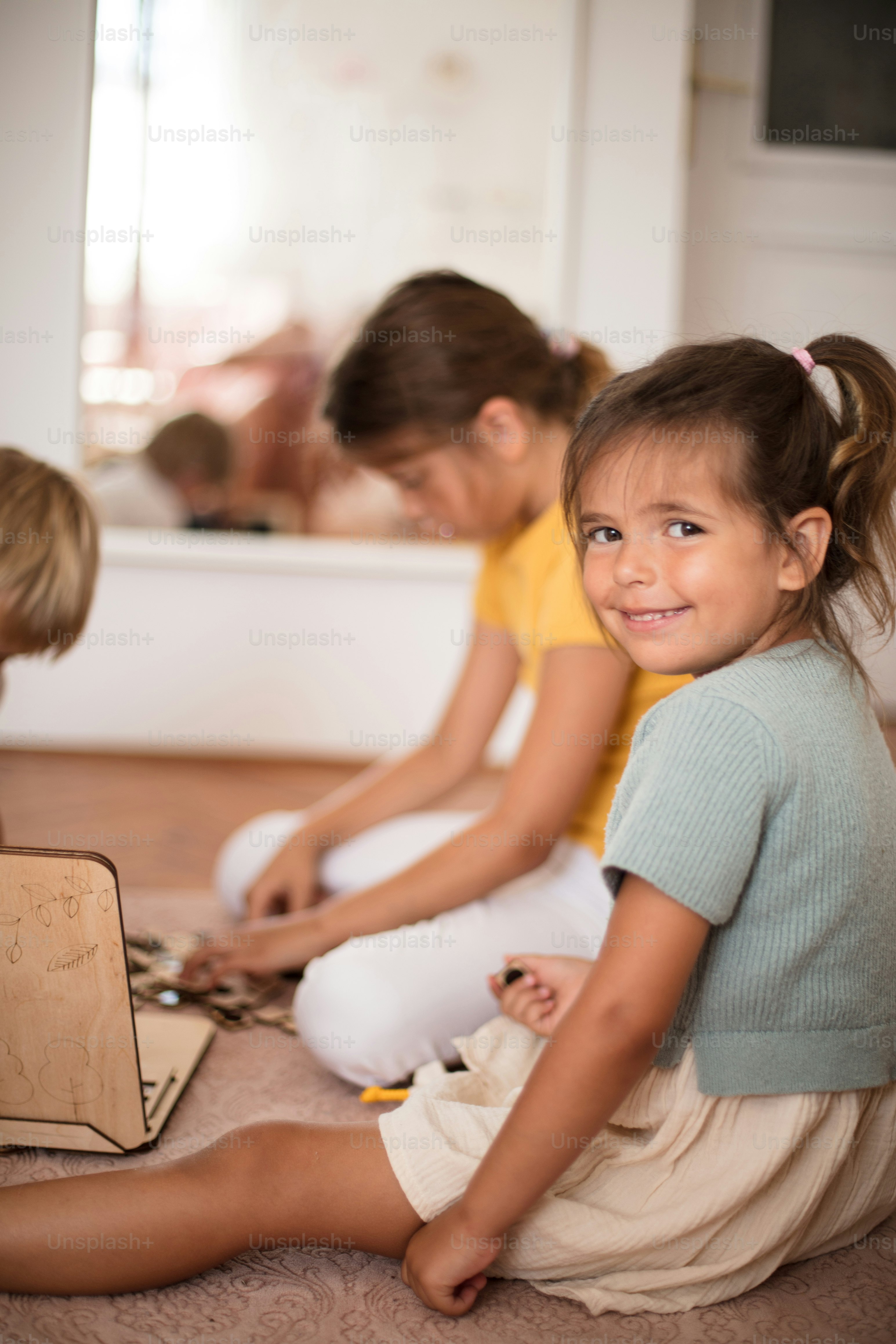 Foto Grupo de niños jugando juegos interactivos. La atención se centra ...