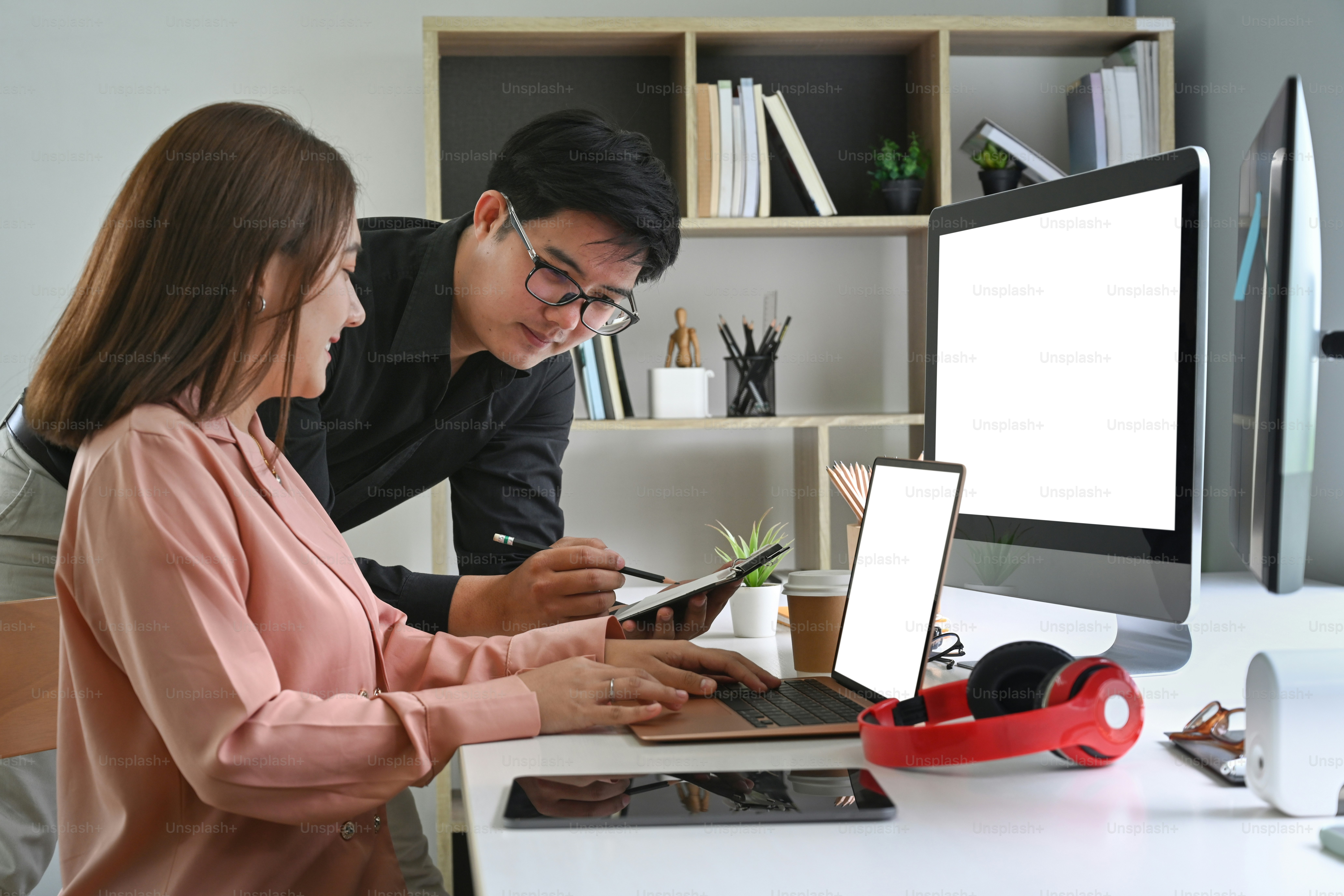 Grupo de programadores trabajando juntos en un nuevo proyecto en la ...