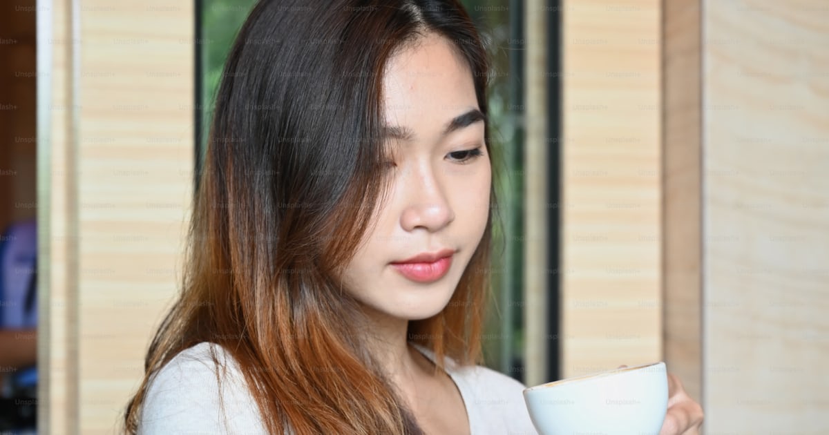 현대 사무실에서 커피를 마시는 젊은 여자 사진 Unsplash의 커피잔 이미지