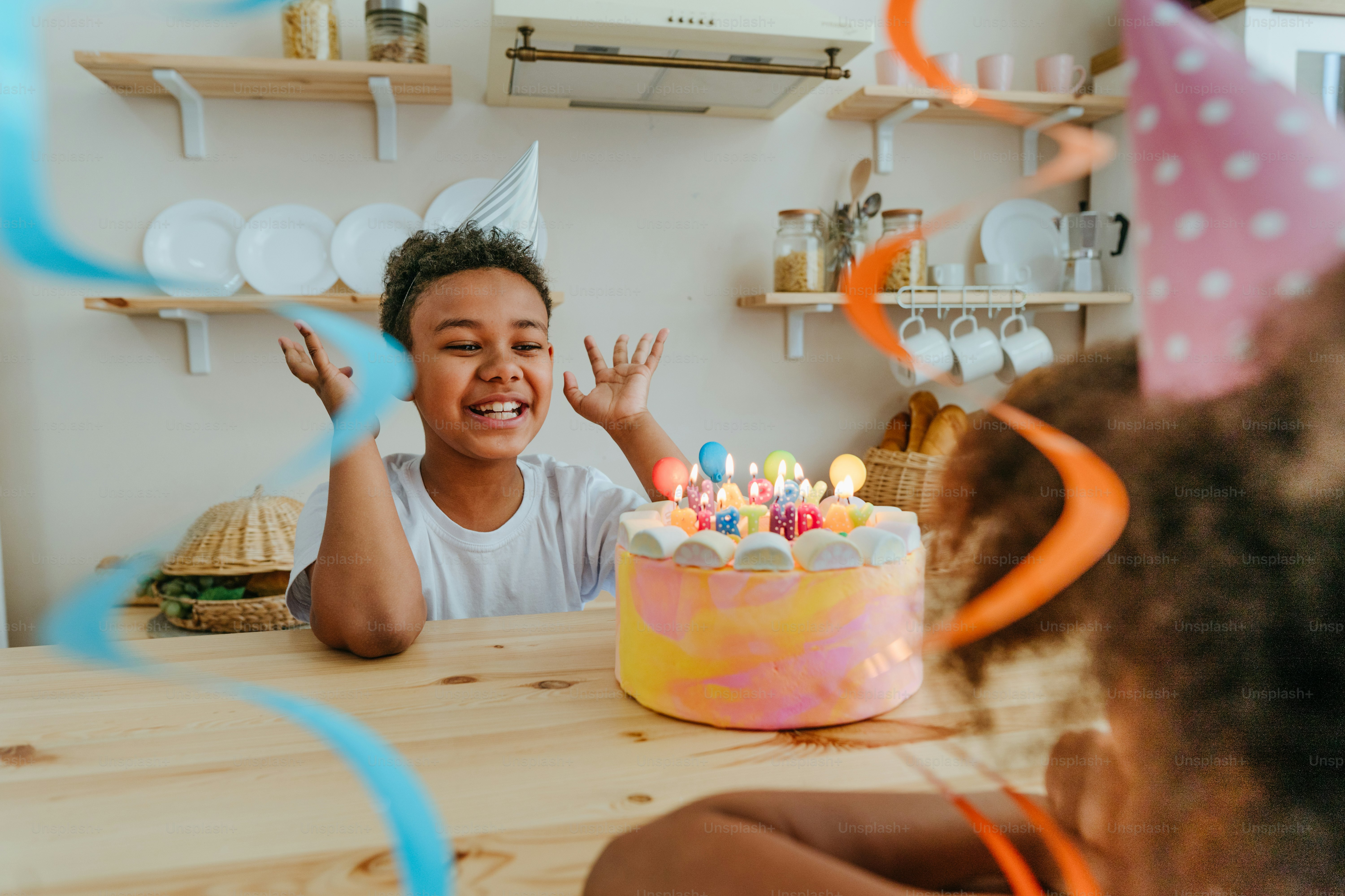 Menino Rindo Fotos | Baixe imagens gratuitas na Unsplash