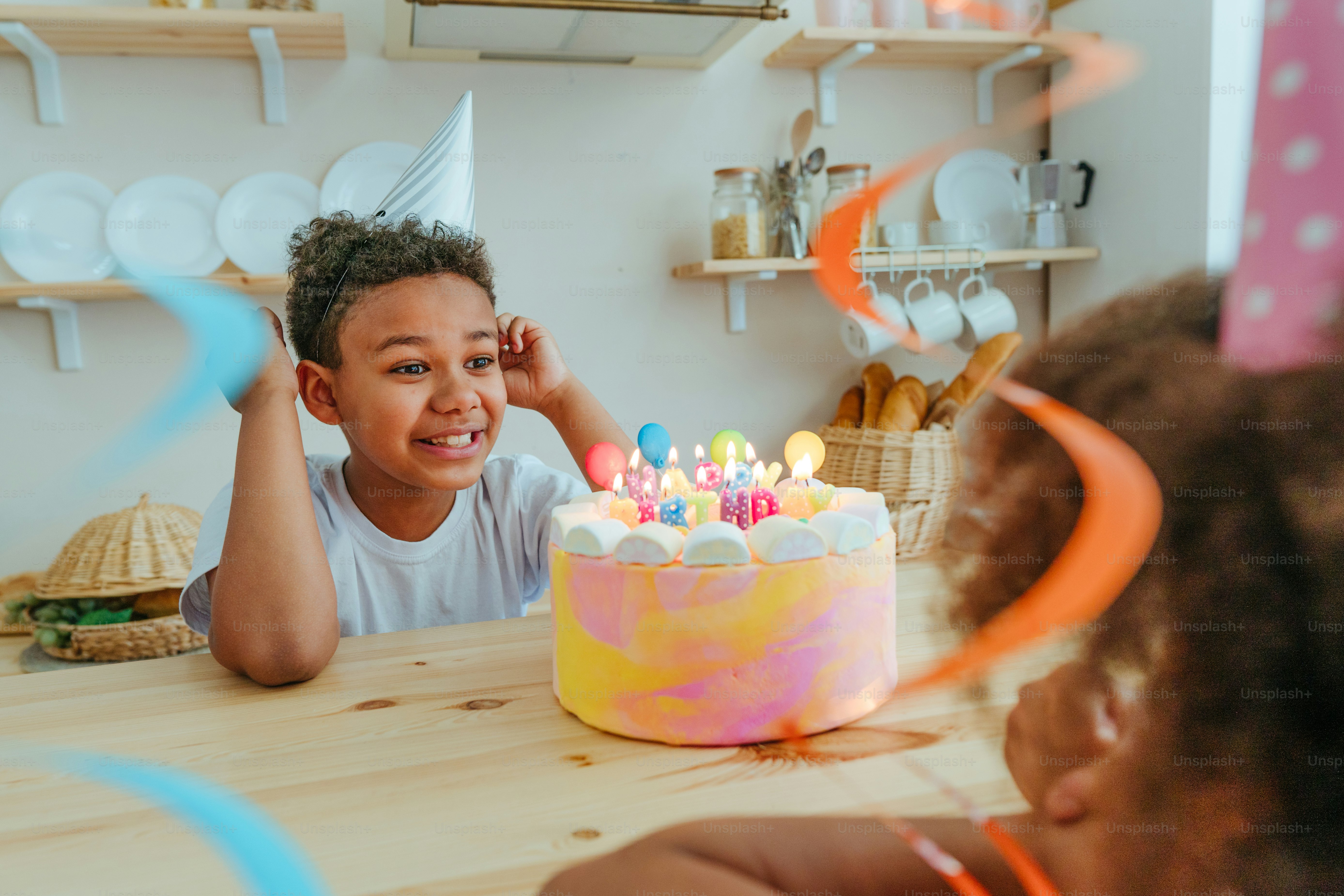 Hermana y hermano felices divirtiéndose durante la fiesta de cumpleaños ...