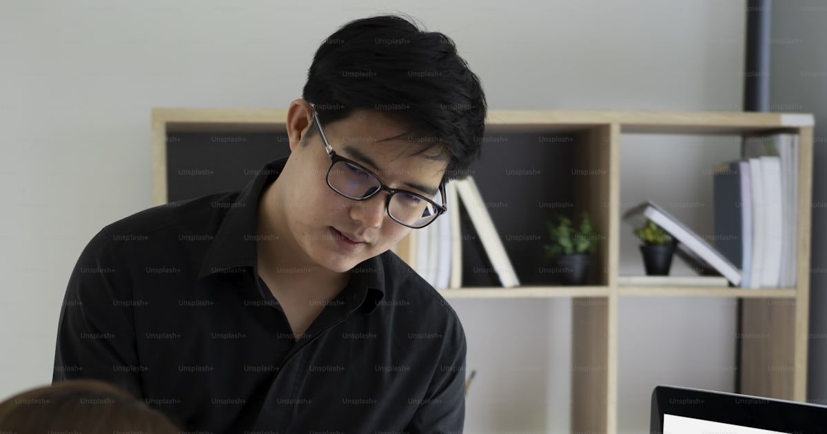 현대 직장에서 동료와 프로젝트 계획에 대해 논의하는 사업가 사진 Unsplash의 테이블 이미지