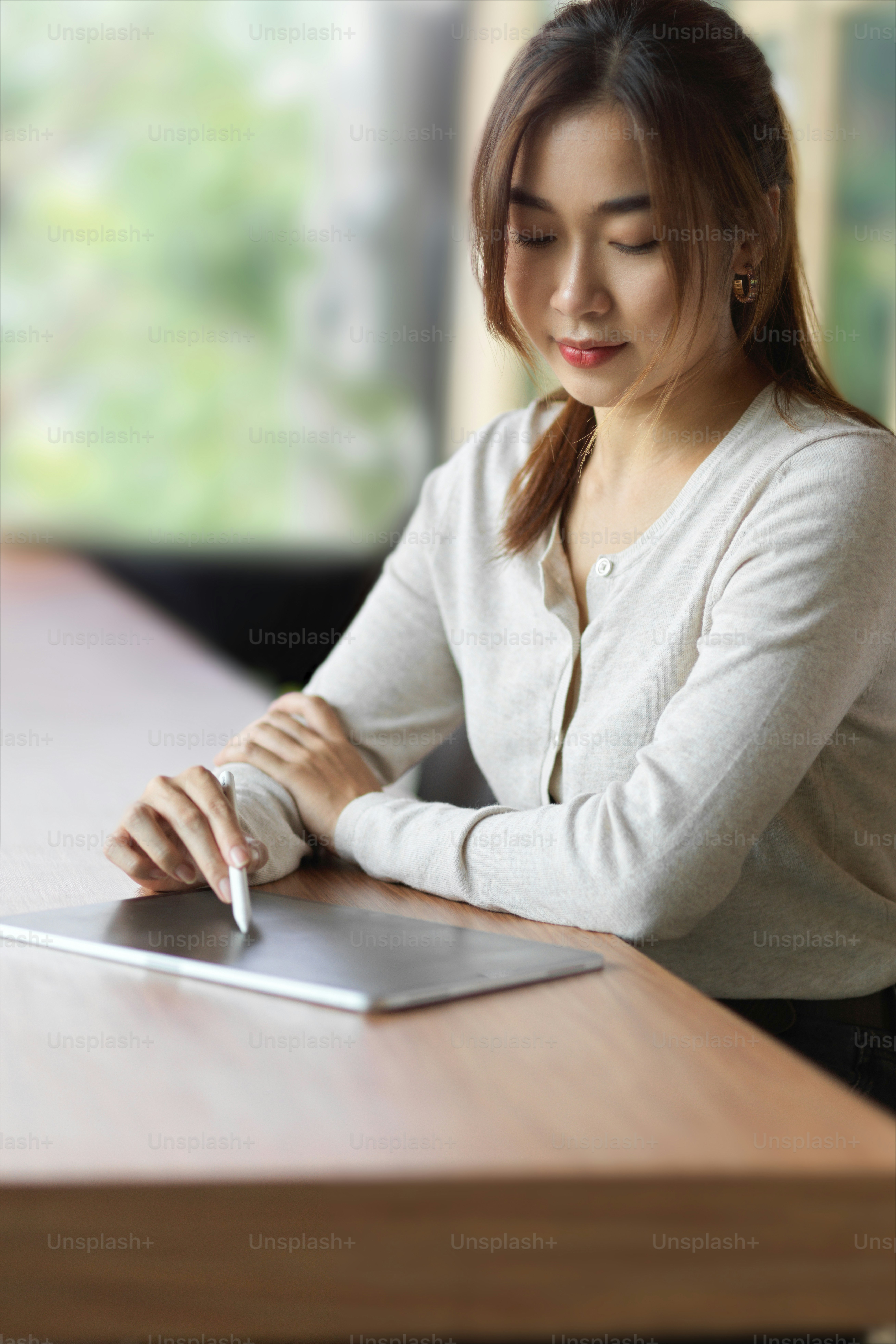 Foto Retrato de una mujer hermosa usando una computadora portátil y ...