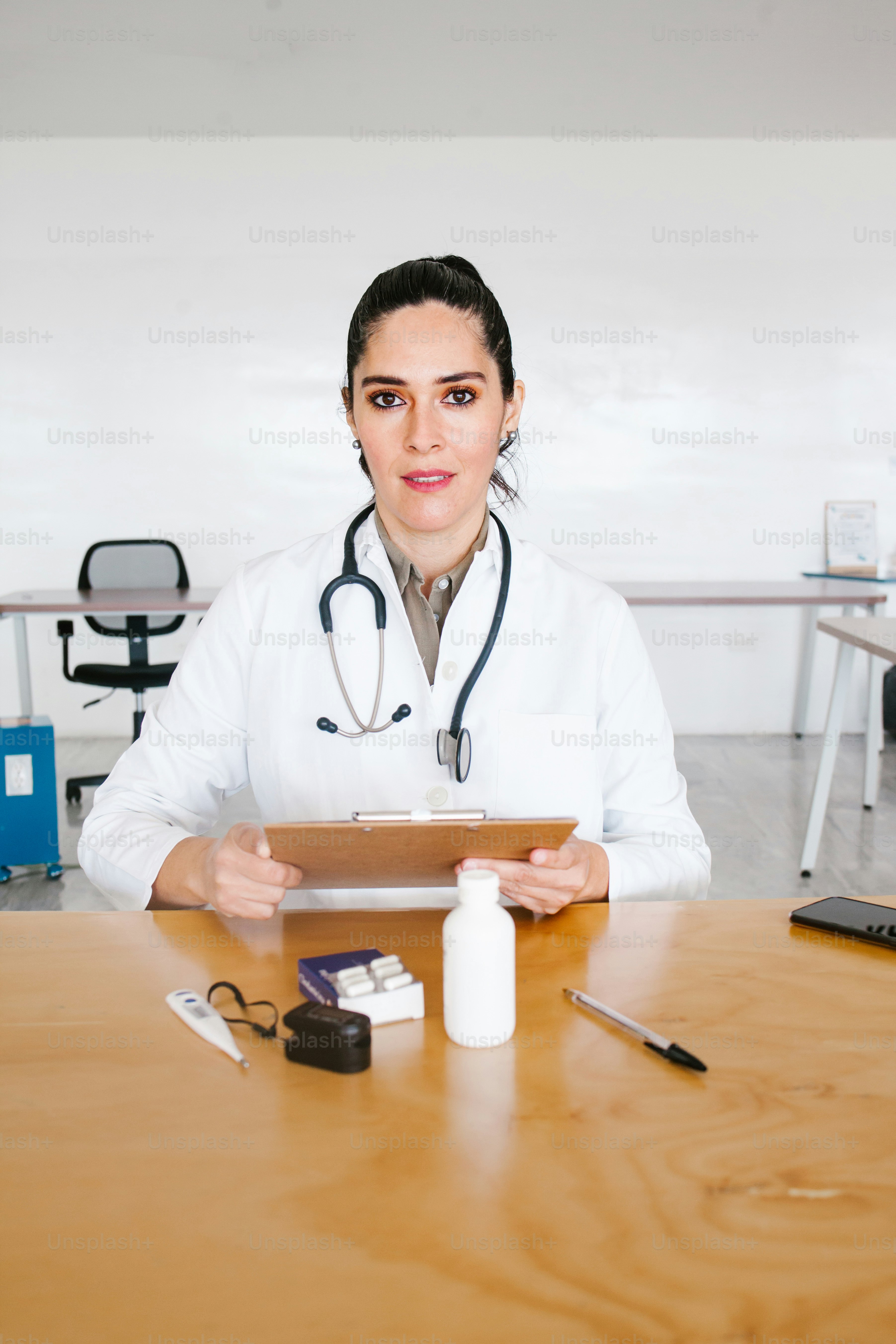 Foto Retrato De Doctora Latina Con Bata Blanca Con Estetoscopio En La ...