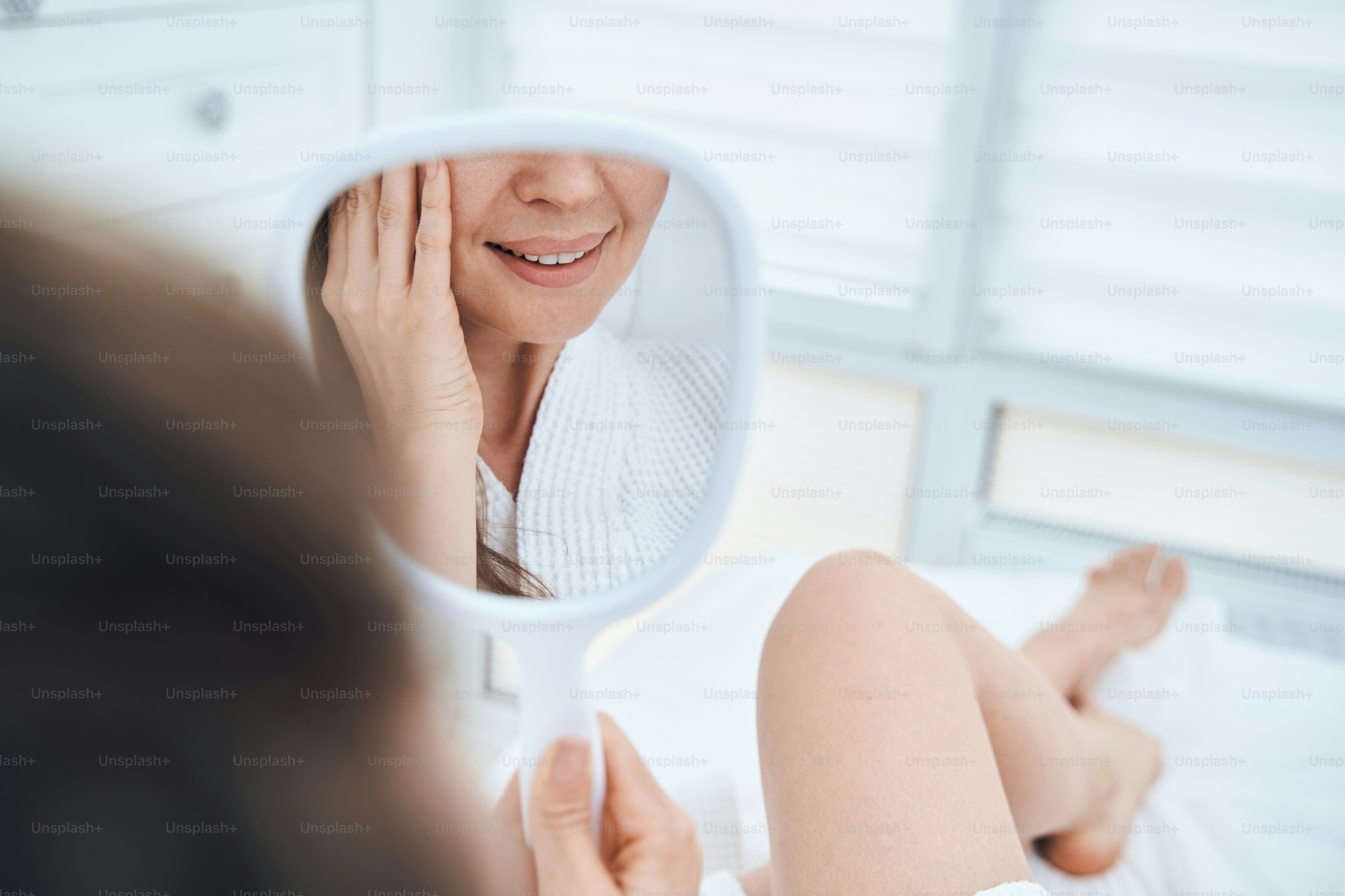 Foto Mujer complacida con una sonrisa en la cara mientras está ...
