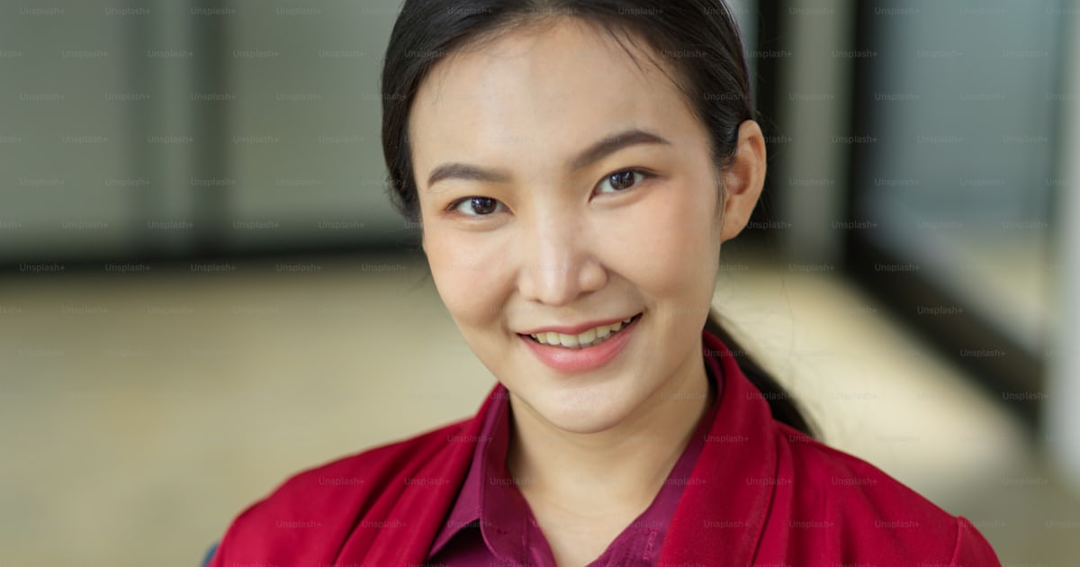 휴대용 태블릿을 사용하여 일정을 확인하는 여성 전무 이사의 초상화 카메라에 눈 사업가 개념 사진 Unsplash의 태국 이미지