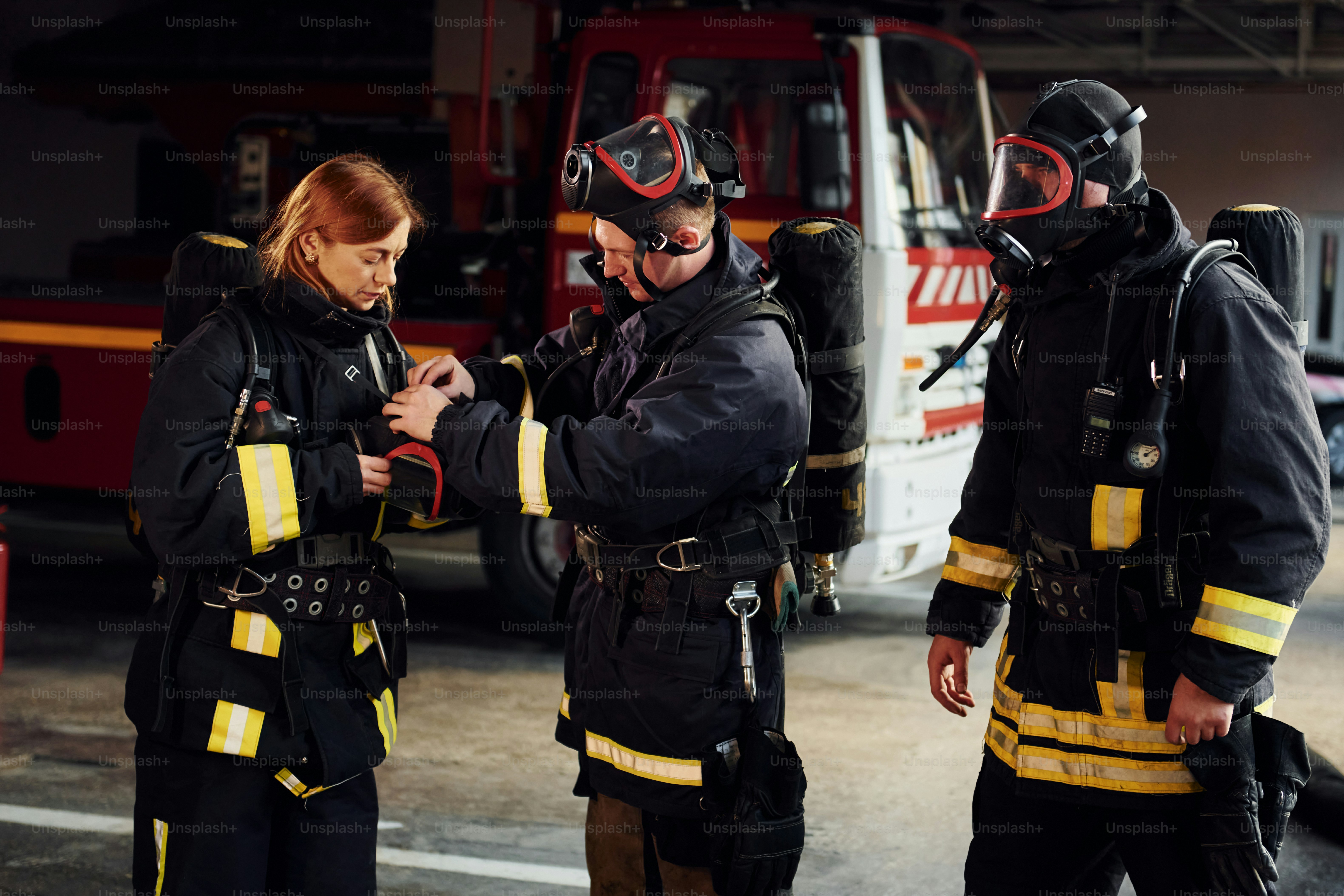 Porter un uniforme de protection. Groupe de pompiers qui est en poste ...