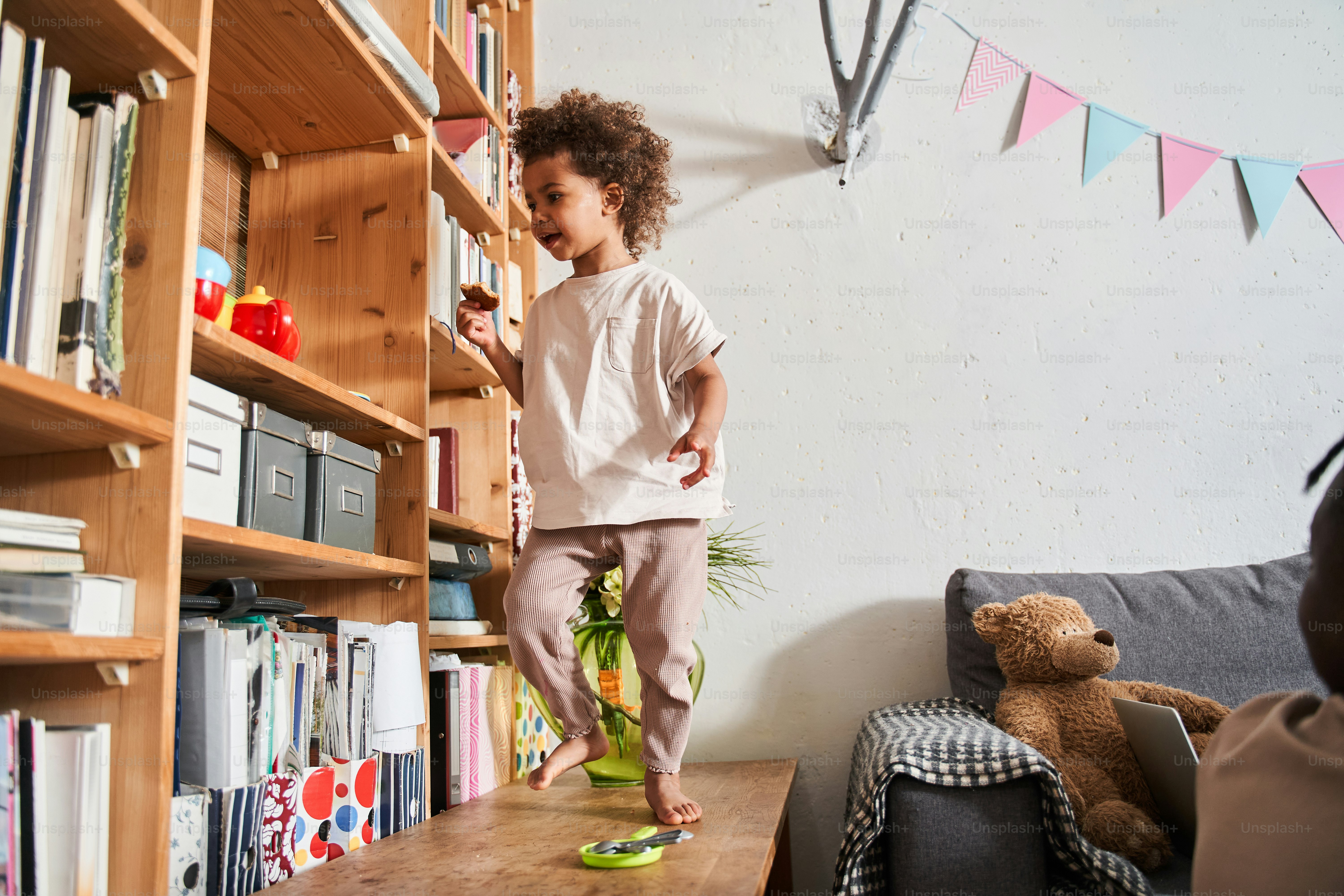 Foto Tiempo de juegos. Vista de cuerpo entero de la niña rizada de pie ...