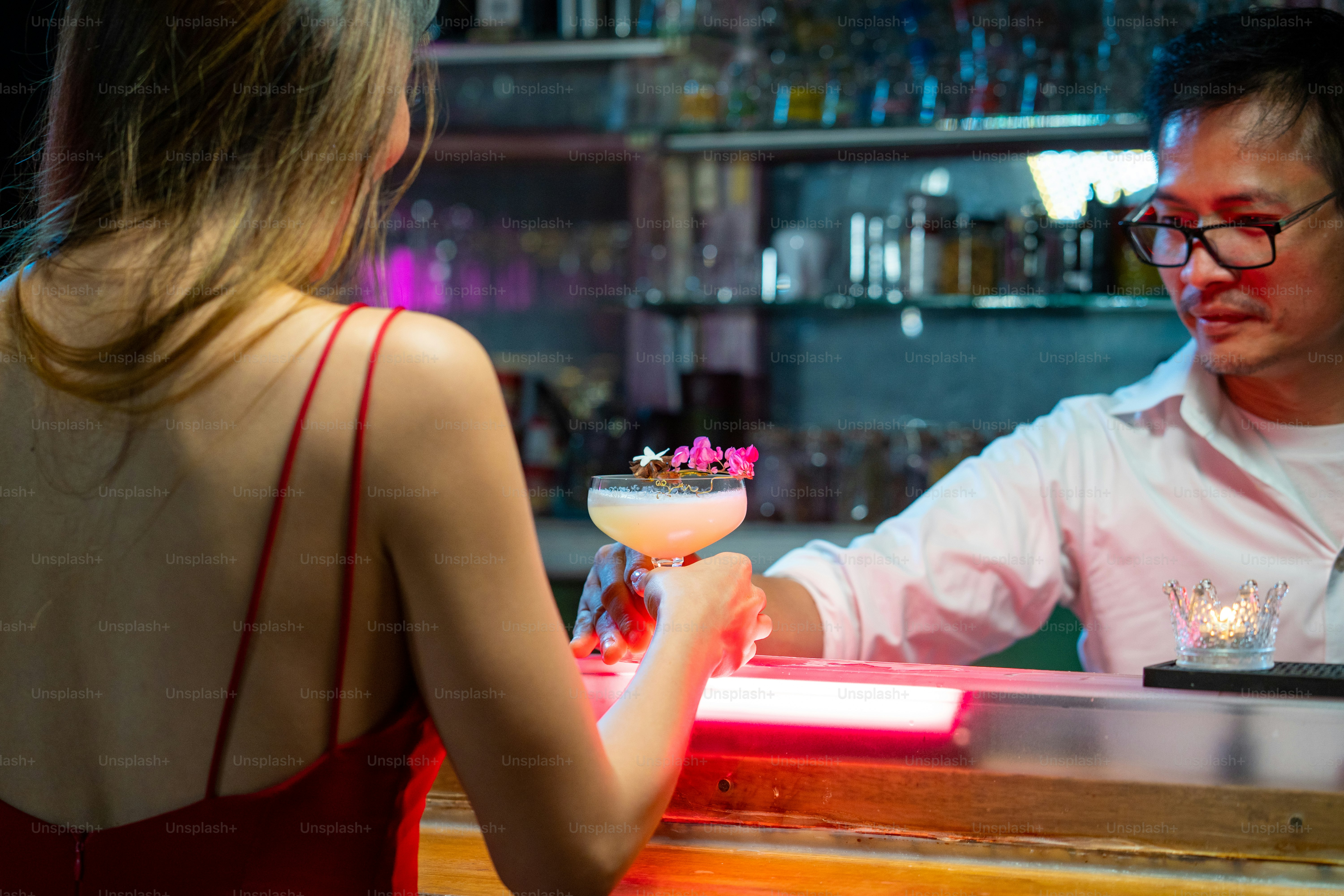 Foto Mujer asiática de confianza sentada en la barra del bar bebiendo bebidas alcohólicas y ...