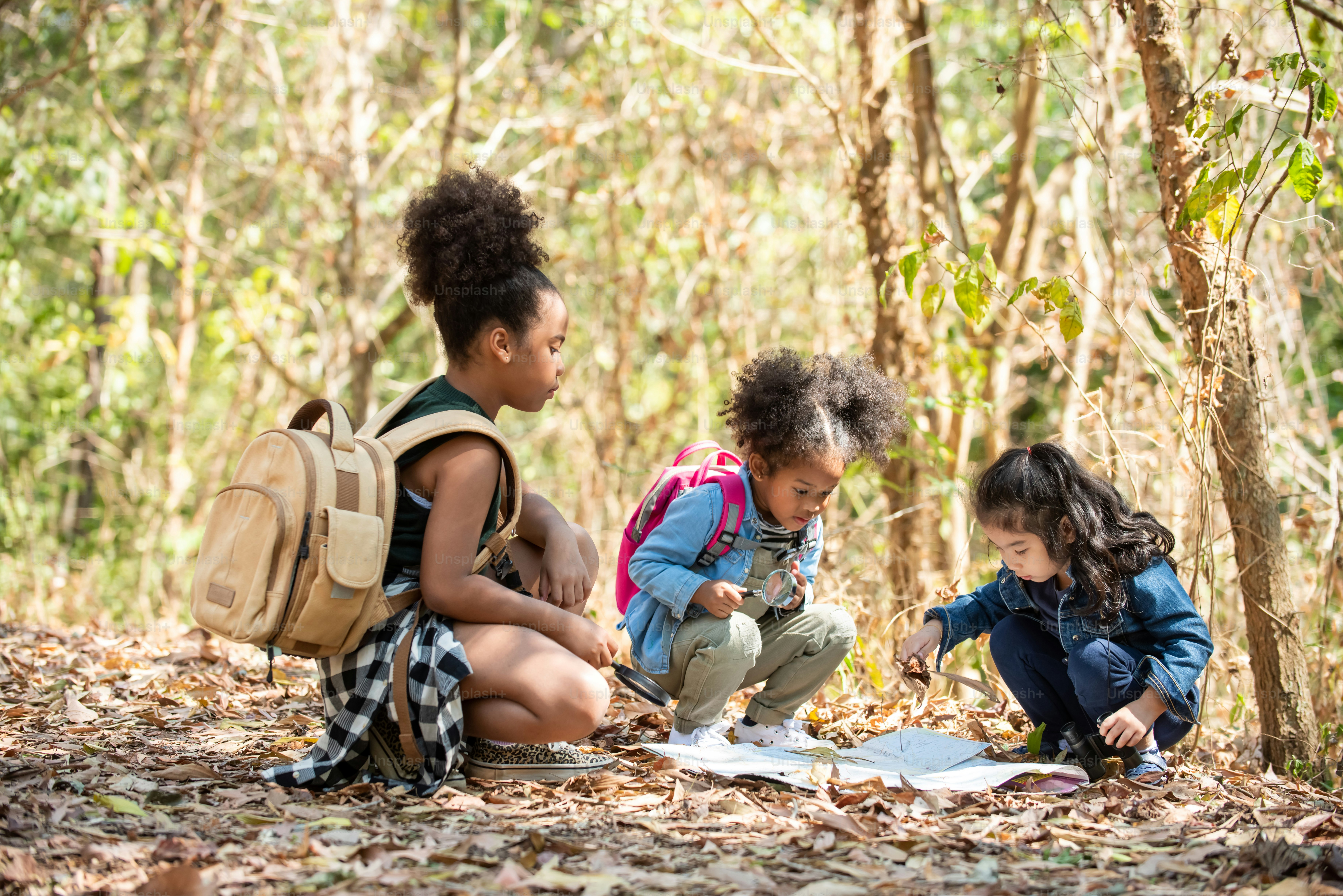 Foto Grupo de amigas de la diversidad con mochila caminando juntas en ...