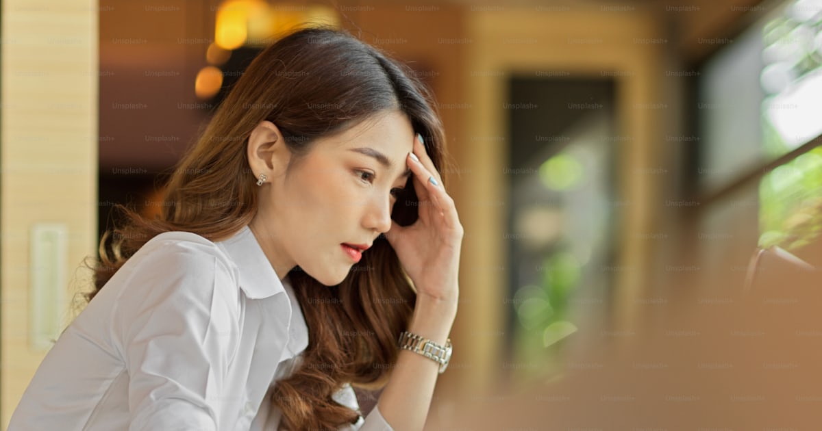 긴장된 비즈니스 여성 노동자의 초상화 사업 재정 기업가는 생각하고 사업 계획을 계획하는 것에서 스트레스를 받았습니다 사진