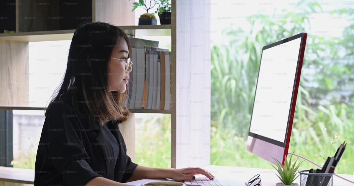 그녀의 사무실에서 컴퓨터로 일하는 아시아 사업가 사진 Unsplash의 태국 이미지