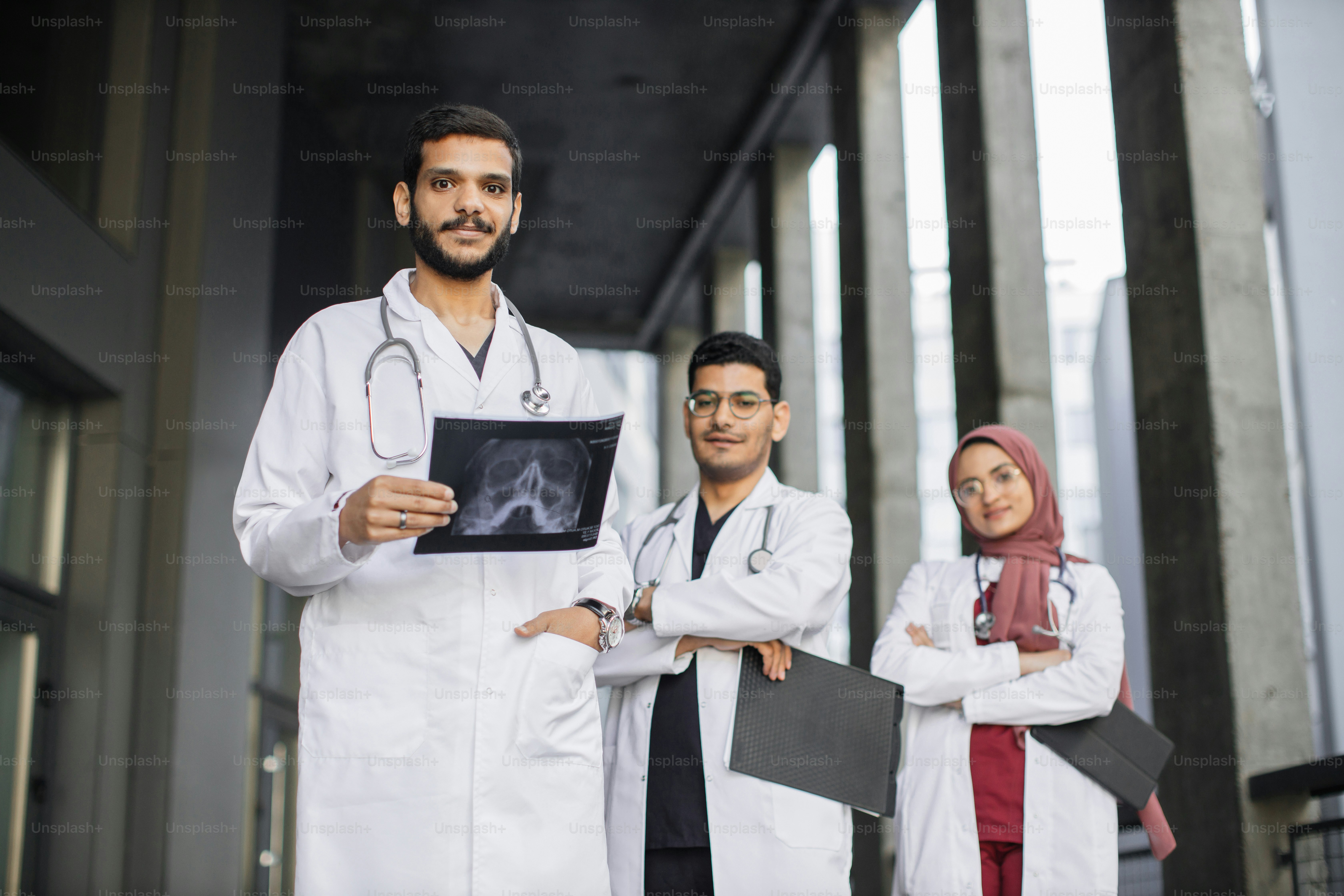 Foto Tim medis Asia India berdiri berbaris dan melihat kamera. Tim ...