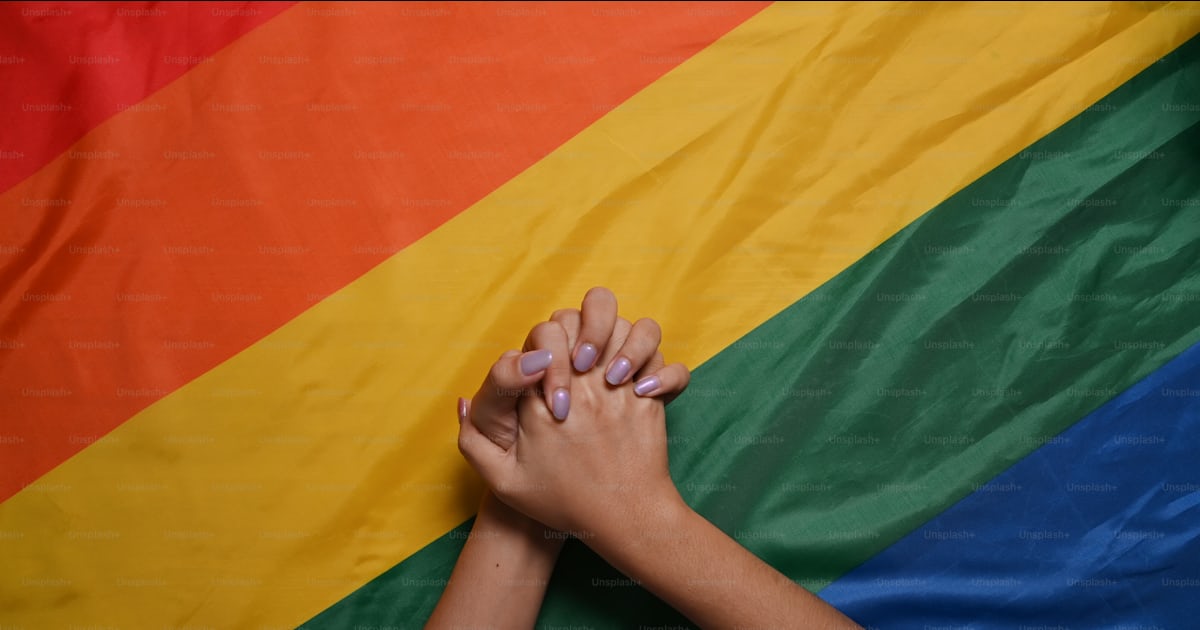 Lgbt 프라이드 깃발 위에 손을 들고 있는 두 여성 레즈비언 커플 Lgbt 개념 사진 Unsplash의 태국 이미지