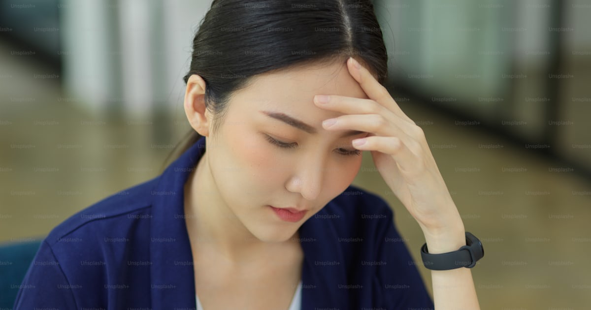 사무실에서 책상에서 일하는 사려 깊은 사업가의 초상화 일에 지쳤고 두통 우울증 비즈니스 문제를 해결하기 위한 솔루션을