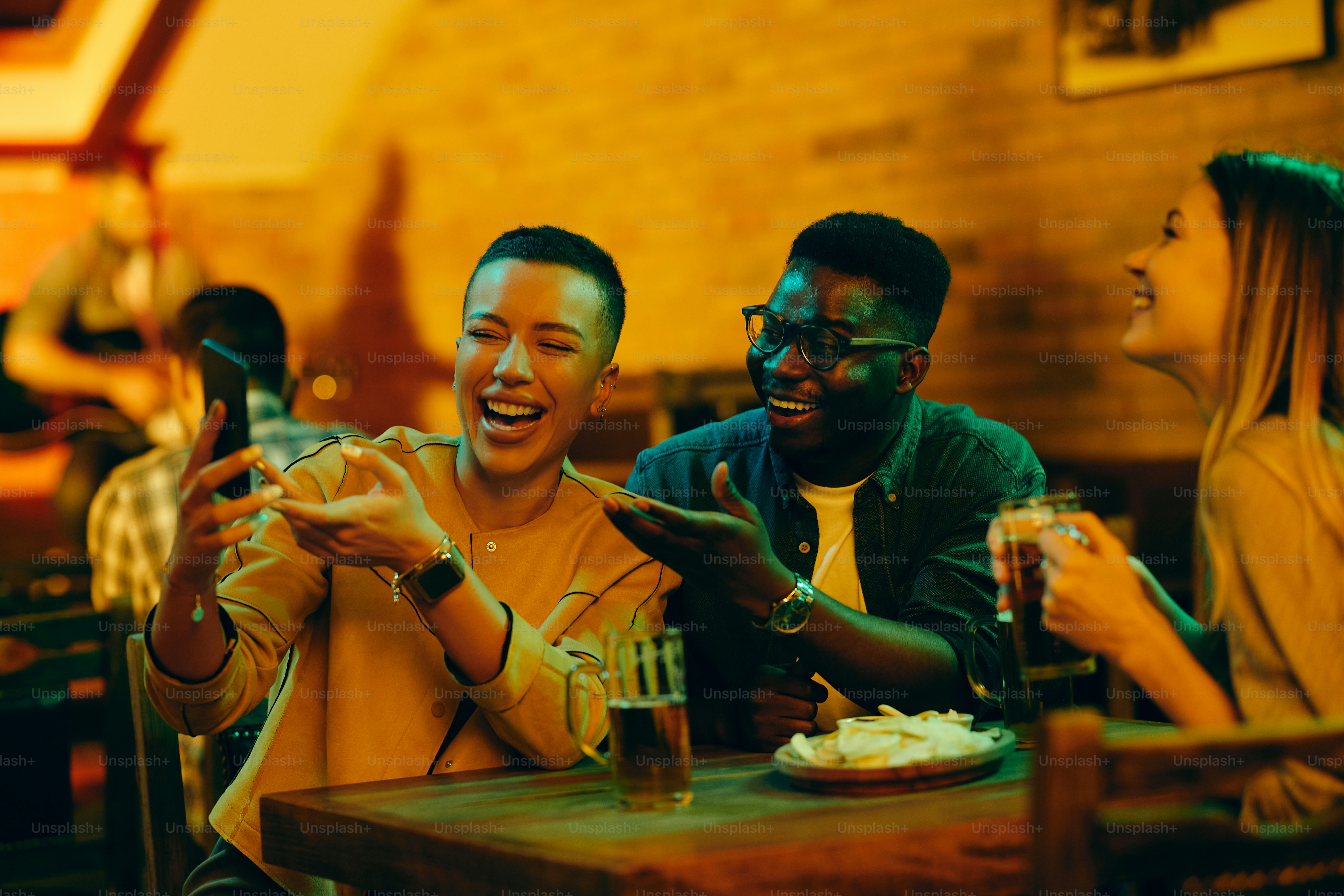 Friends At Bar Pictures | Download Free Images on Unsplash