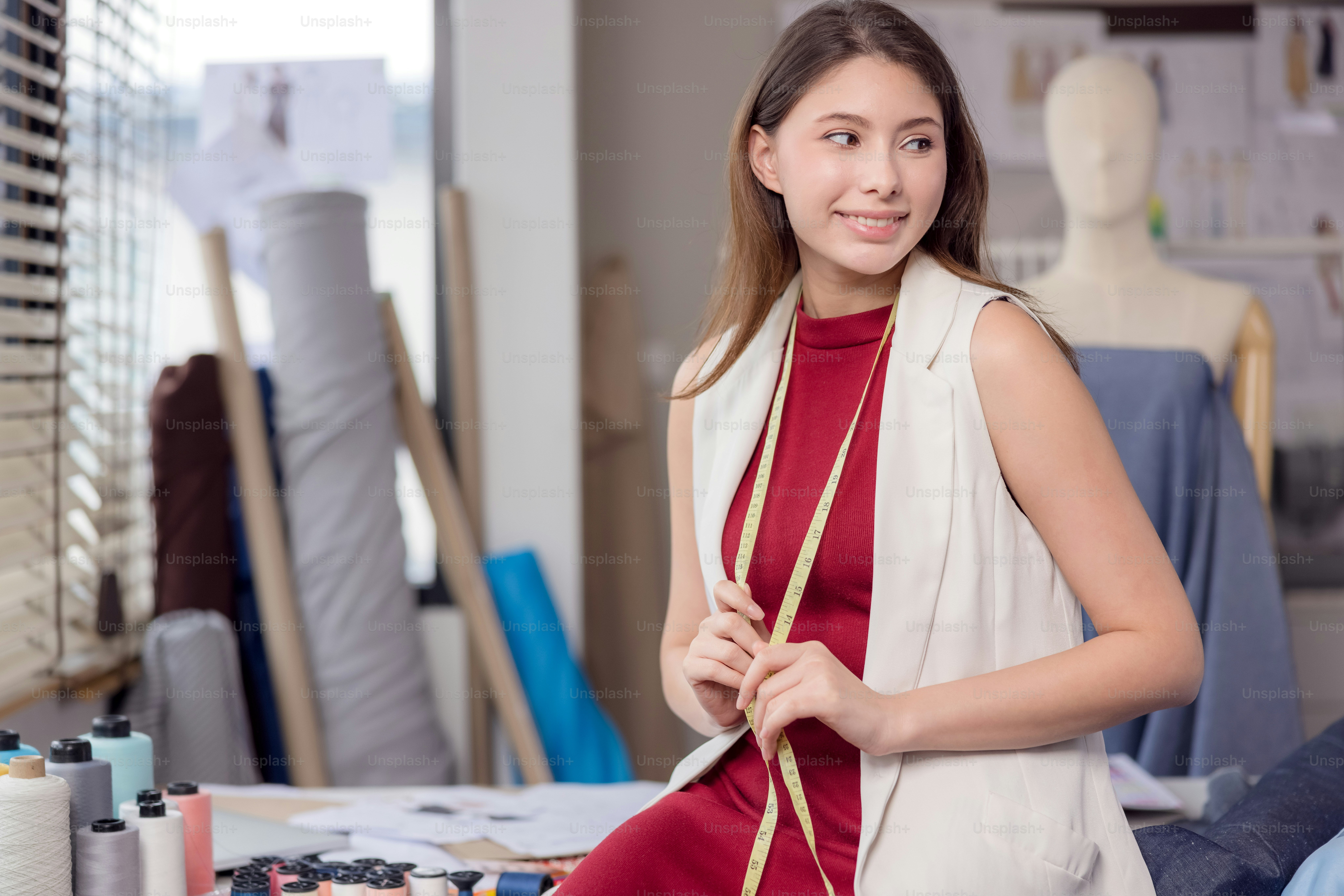 Foto zum Thema Bei der Arbeit wird ein Porträt einer lächelnden ...