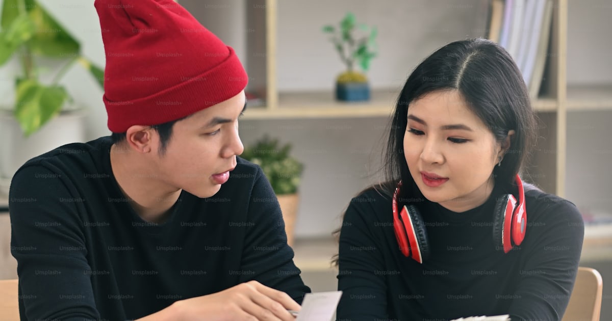 두 명의 그래픽 디자이너 동료가 함께 프로젝트를 진행하고 있습니다 사진 Unsplash의 팀 이미지