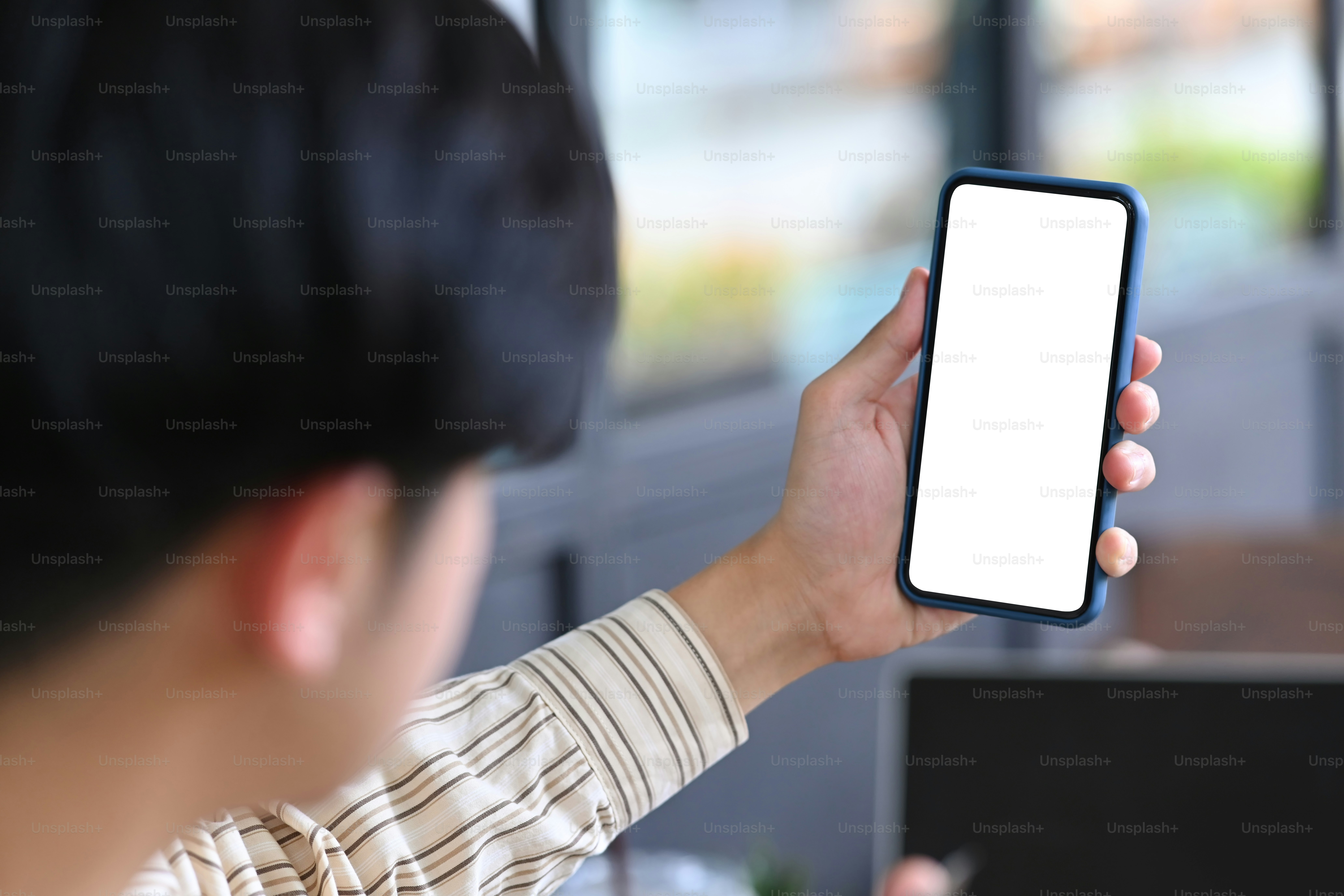 Cropped shot businessman making video call on smart phone. photo ...