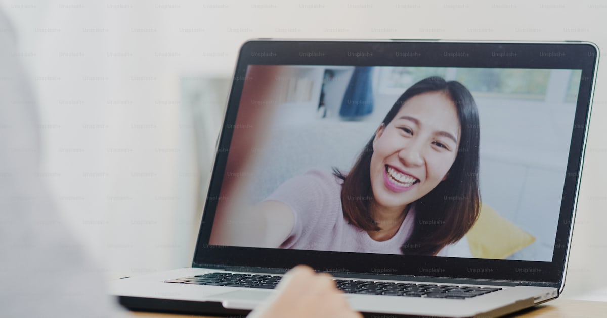 젊은 아시아 비즈니스 여성은 집에서 침실에서 일하는 동안 친구들과 노트북 화상 통화를 사용합니다 자가 격리 사회적 거리두기