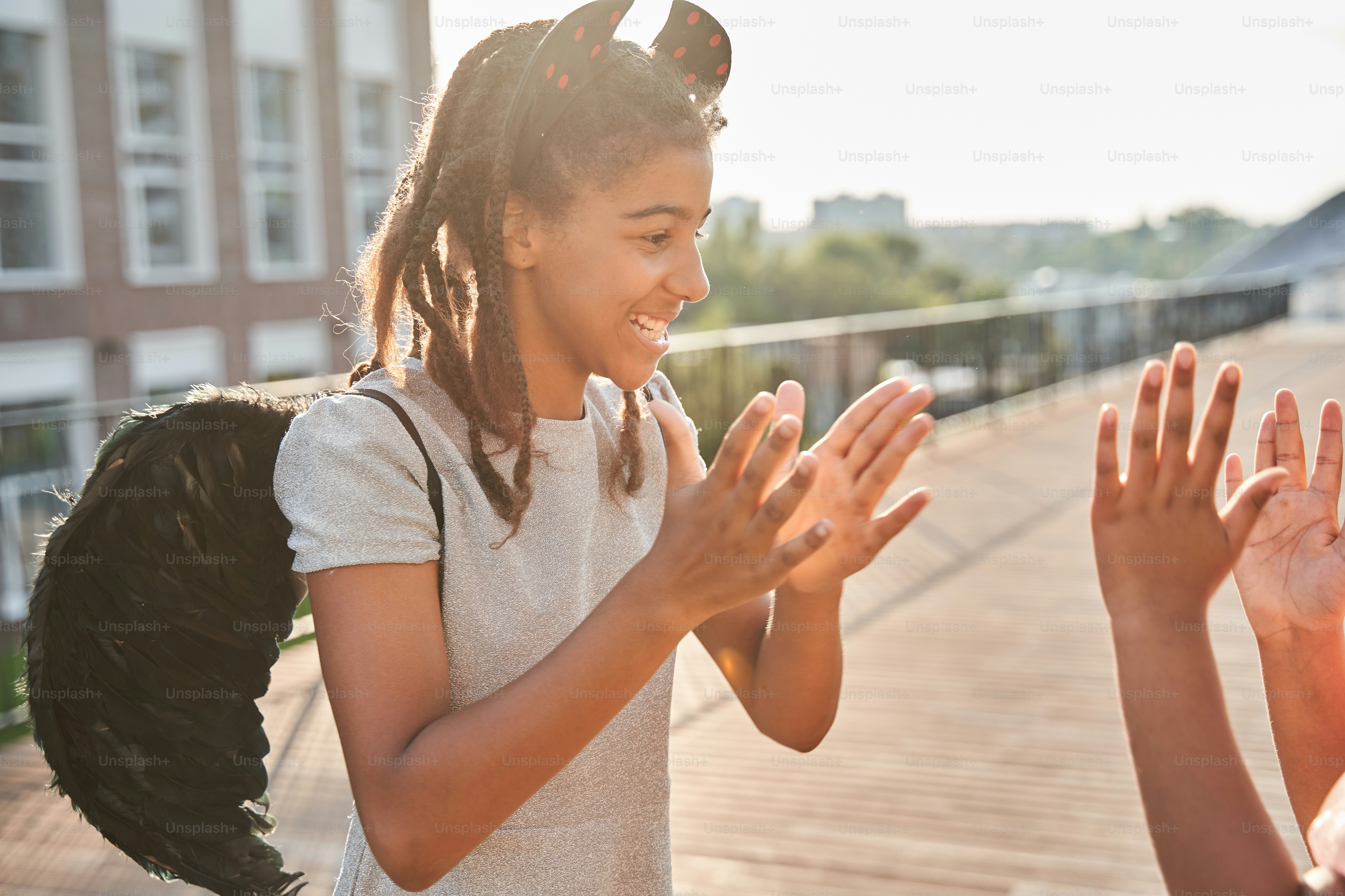 Petites copines noires jouant au pat-a-cake sur une surface en bois à ...