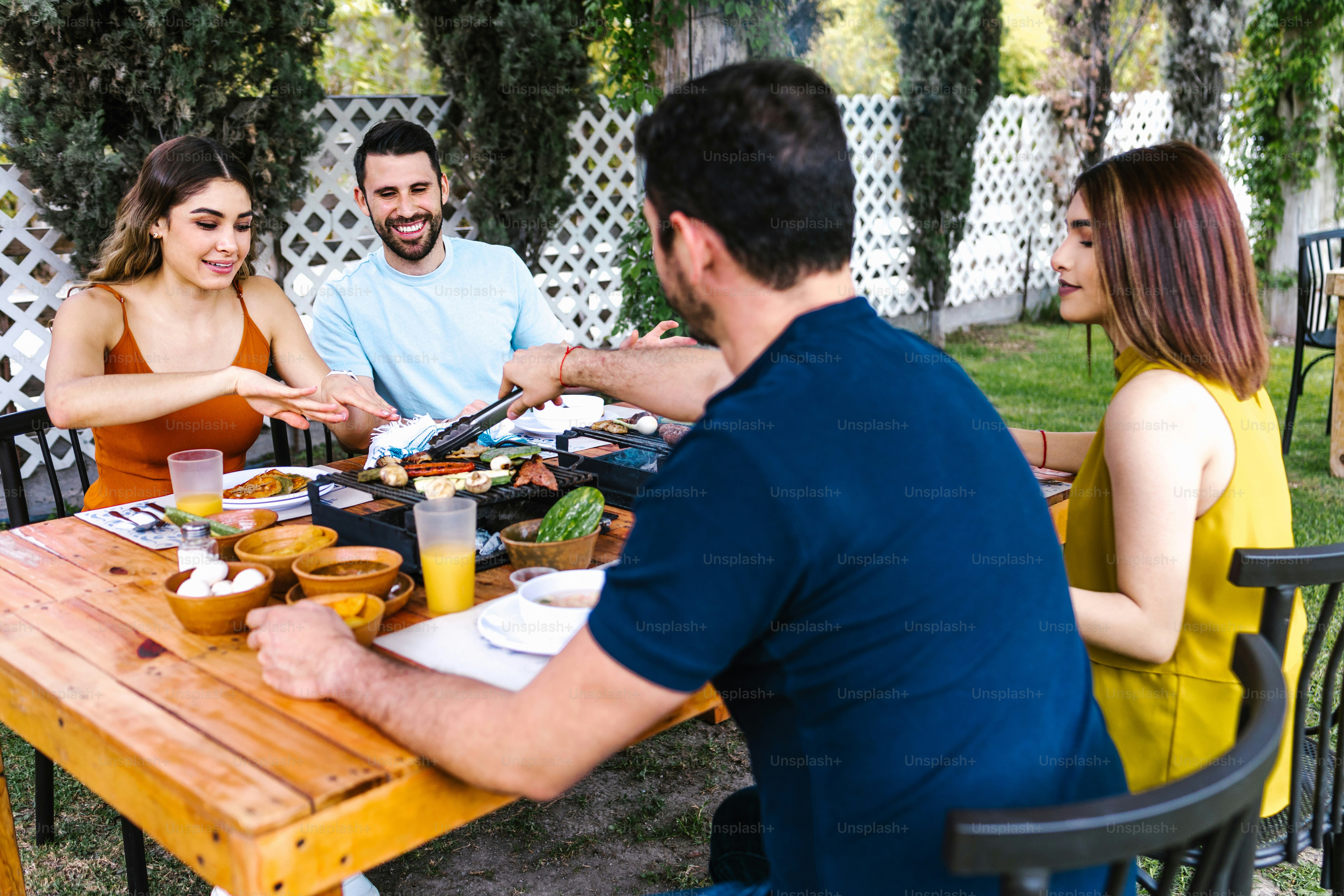 Grupo de Jóvenes Amigos Latinos Reunión Para Cerveza, Michelada Bebidas ...
