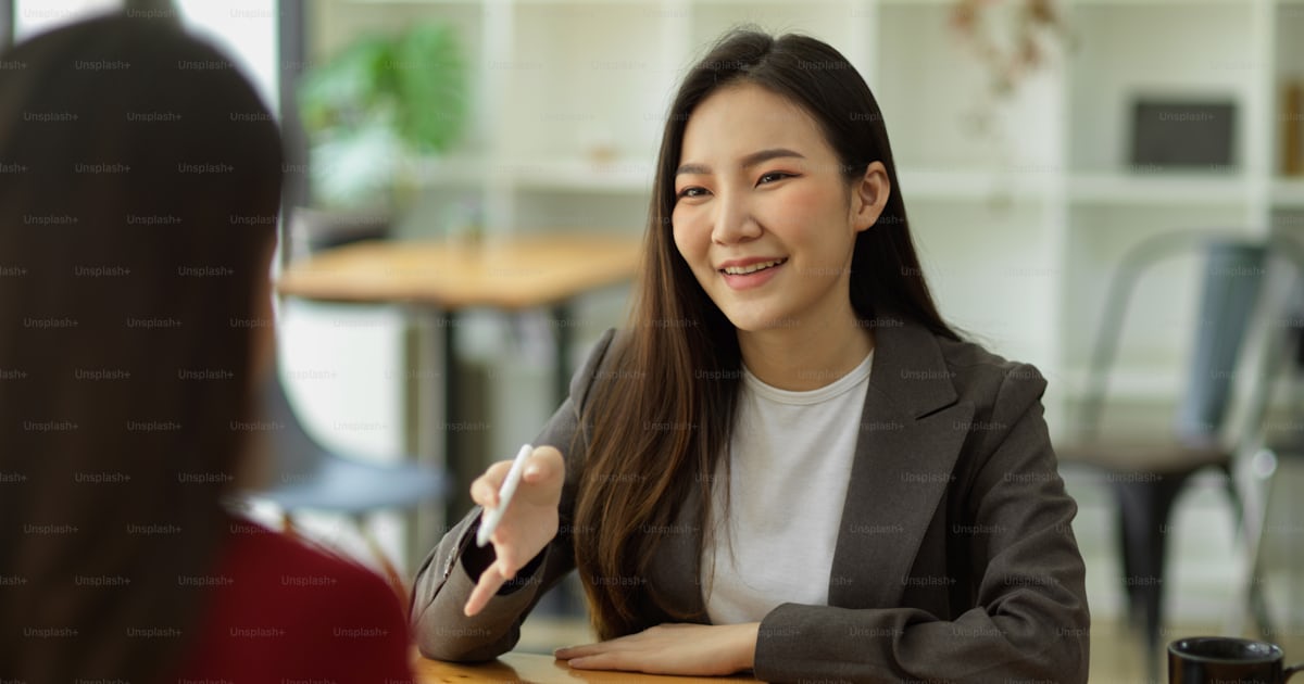 신입 사원을 인터뷰하는 여성 사업가 사무실에서 여성 비즈니스 파트너 또는 구직자와의 비즈니스 토크 협상 고용 사진