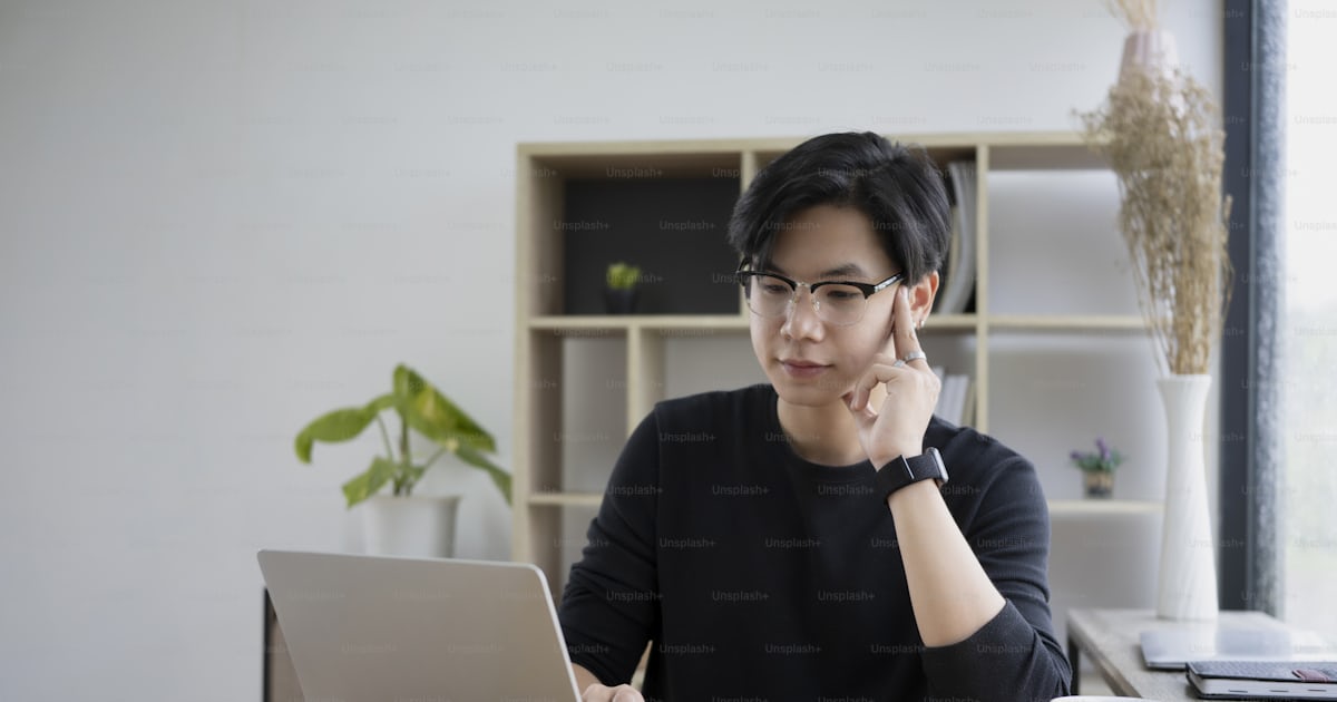 그의 사무실에서 컴퓨터 노트북으로 일하는 남자 사진 Unsplash의 휴식 이미지