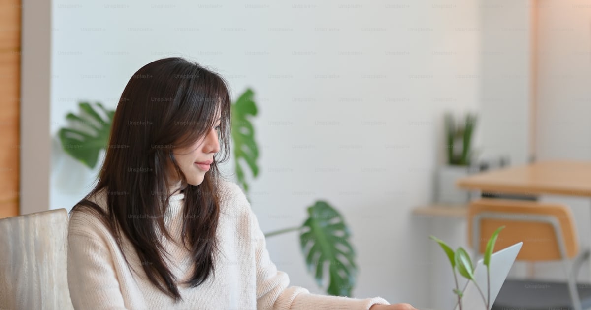 매력적인 젊은 아시아 여성 카페 또는 여행 블로거가 현대적인 세련된 카페에서 노트북 컴퓨터로 작업 사진 Unsplash의