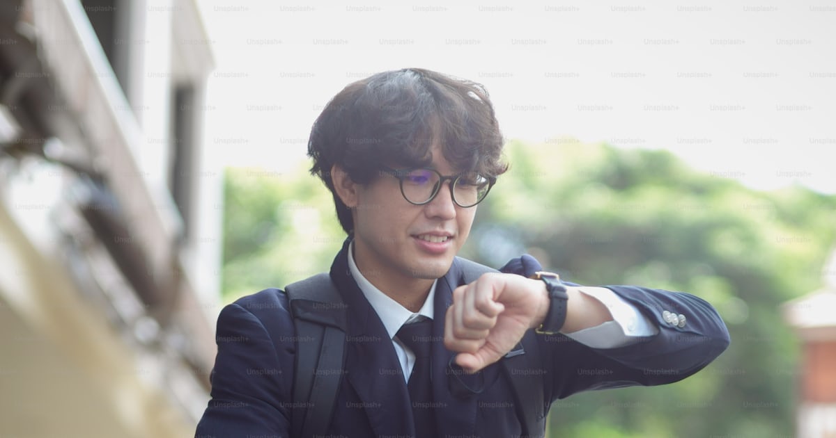 아침에 러시아워에 출퇴근하기 위해 자전거를 타고 있는 젊은 도시 사업가 성공적인 사업가는 자전거로 일하러갑니다 사진
