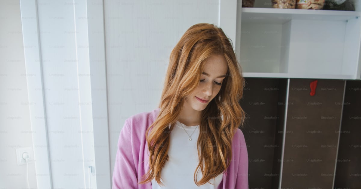 과일주스 여자는 신선한 주스를 짜다 부엌에서 일하는 주근깨를 가진 생강 사람 사진 Unsplash의 오렌지 주스 이미지