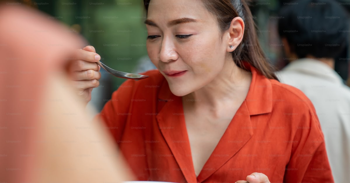 태국 방콕 시내의 차이나타운 거리 야시장에서 함께 저녁을 먹는 아시아 사람들 친구 관광객 남자와 여자 친구는 야외 라이프