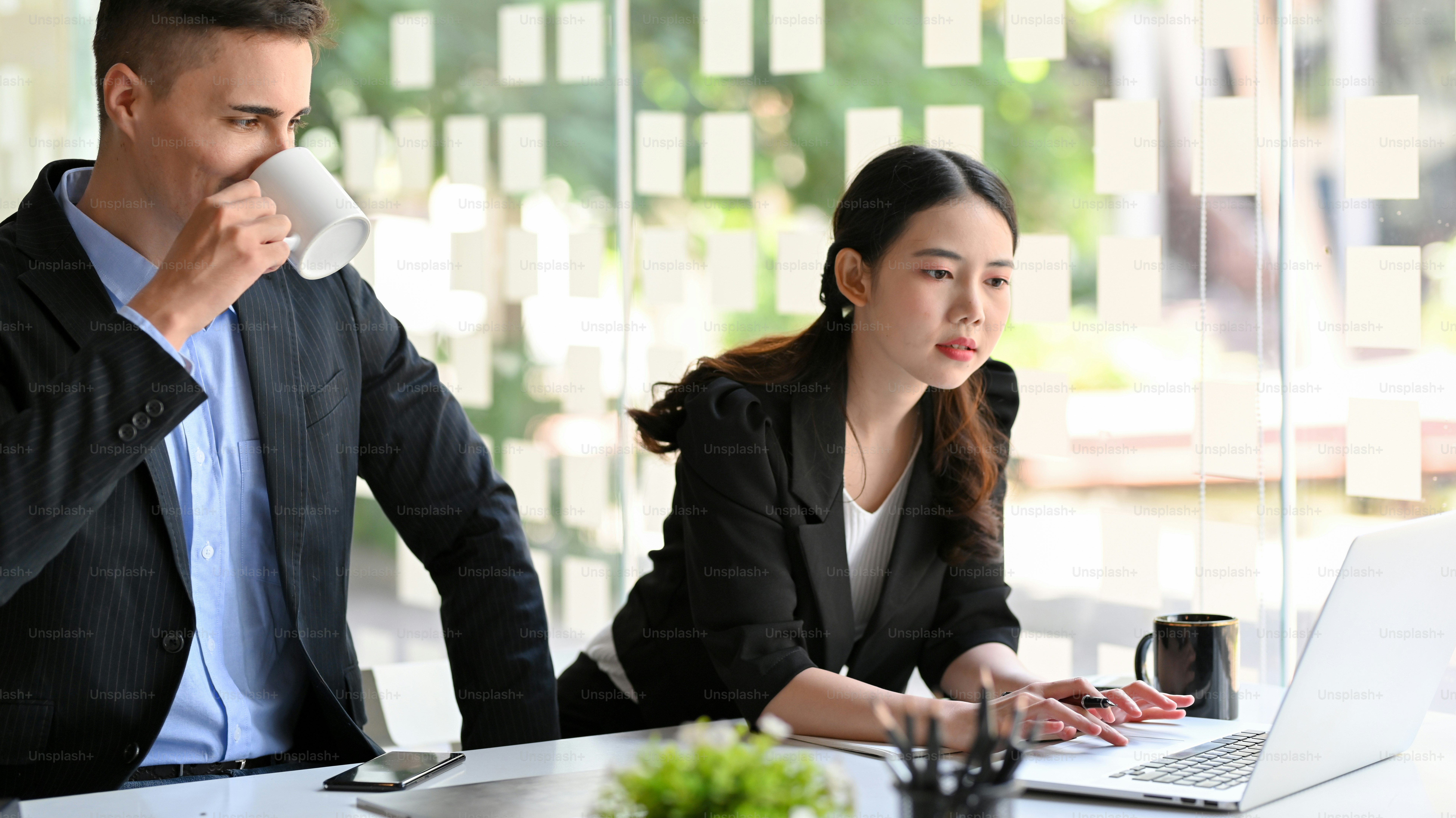 Foto Hombre y mujer de negocios trabajando juntos en computadoras ...