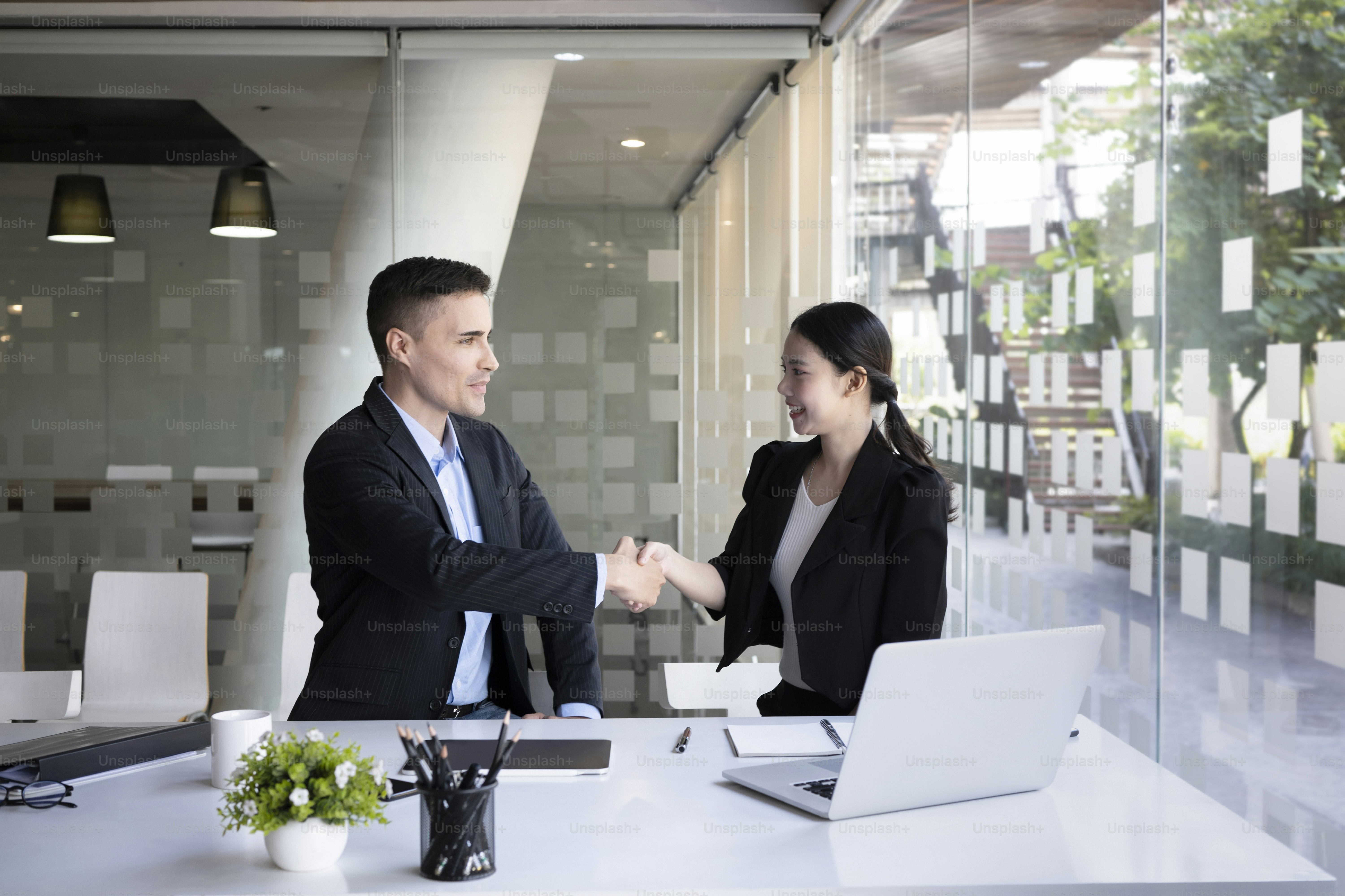 Foto Dos empresarios sonrientes dándose la mano después de terminar la ...
