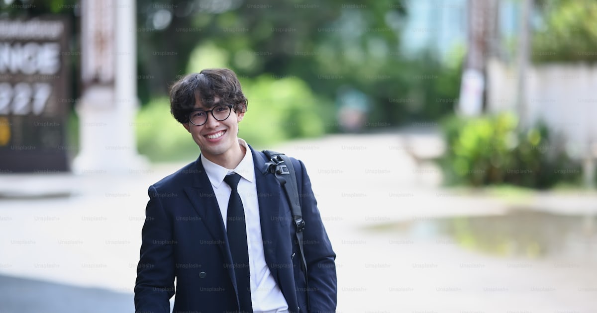 아침 출퇴근을 위해 자전거를 타고 도시 거리를 걷는 행복한 사업가 사진 Unsplash의 양복을 입은 남자 이미지