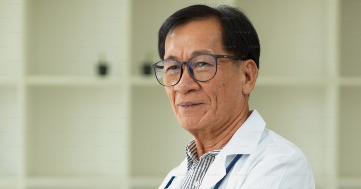 사무실에서 팔짱을 끼고 흰색 의료 가운을 입은 중년 남성 전문가와 성공적인 의사의 초상화 사진 Unsplash의 일반