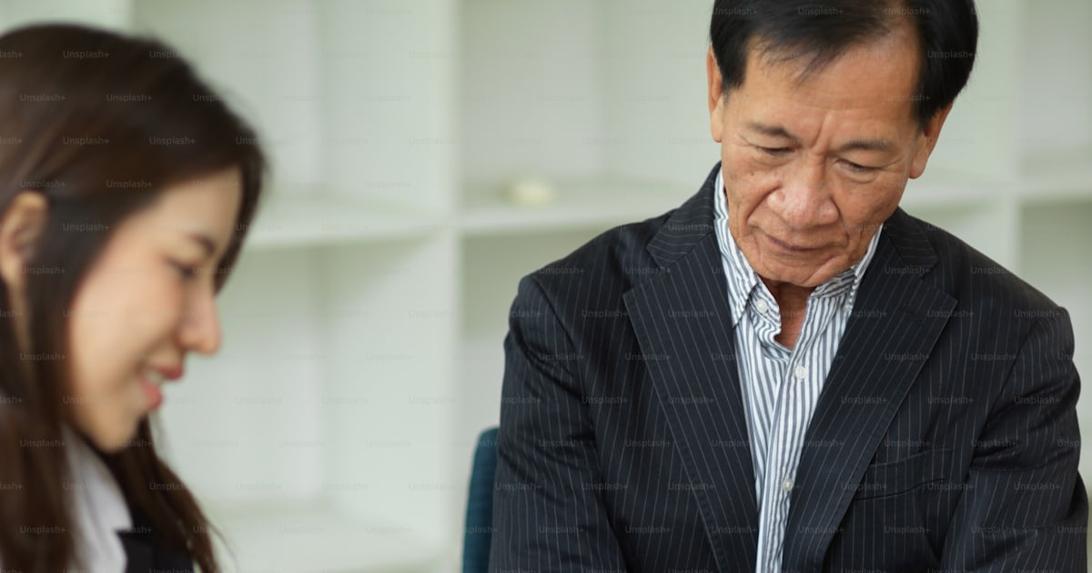 정장을 입은 투자자 인 중년 사업가는 재무 컨설턴트와상의하여 투자 결정을 내립니다 사진 Unsplash의 사무실 이미지