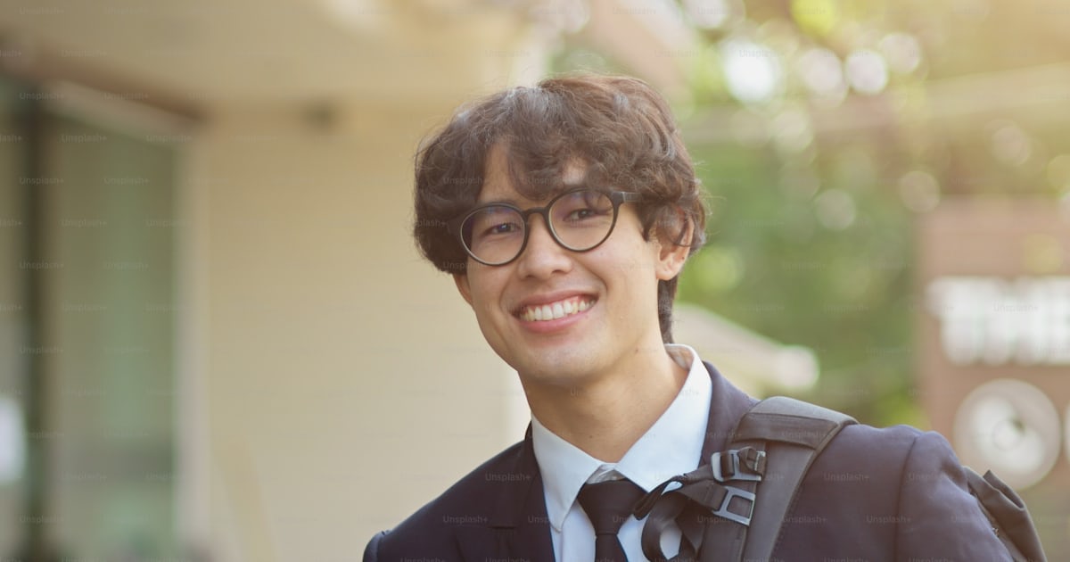 비즈니스 정장을 입은 쾌활한 밀레니엄 사업가의 초상화는 거리에서 자전거를 타고 걷고 있다 사진 Unsplash의 매력적인