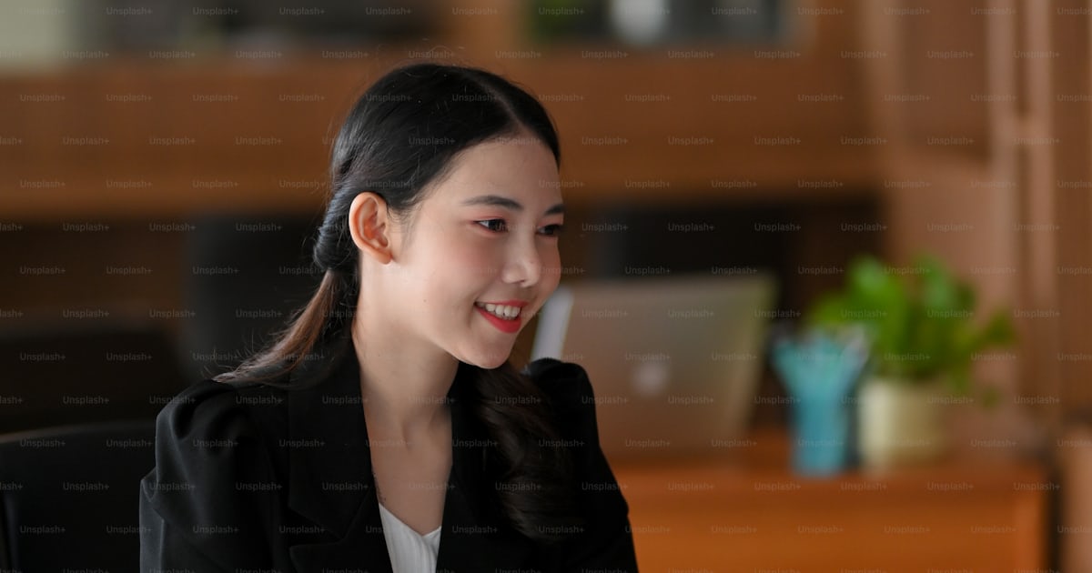 친절한 여성 관리자의 초상화가 회의실에서 새로운 구직자를 인터뷰합니다 회의실에 있는 사업가 사진 Unsplash의 태국 이미지