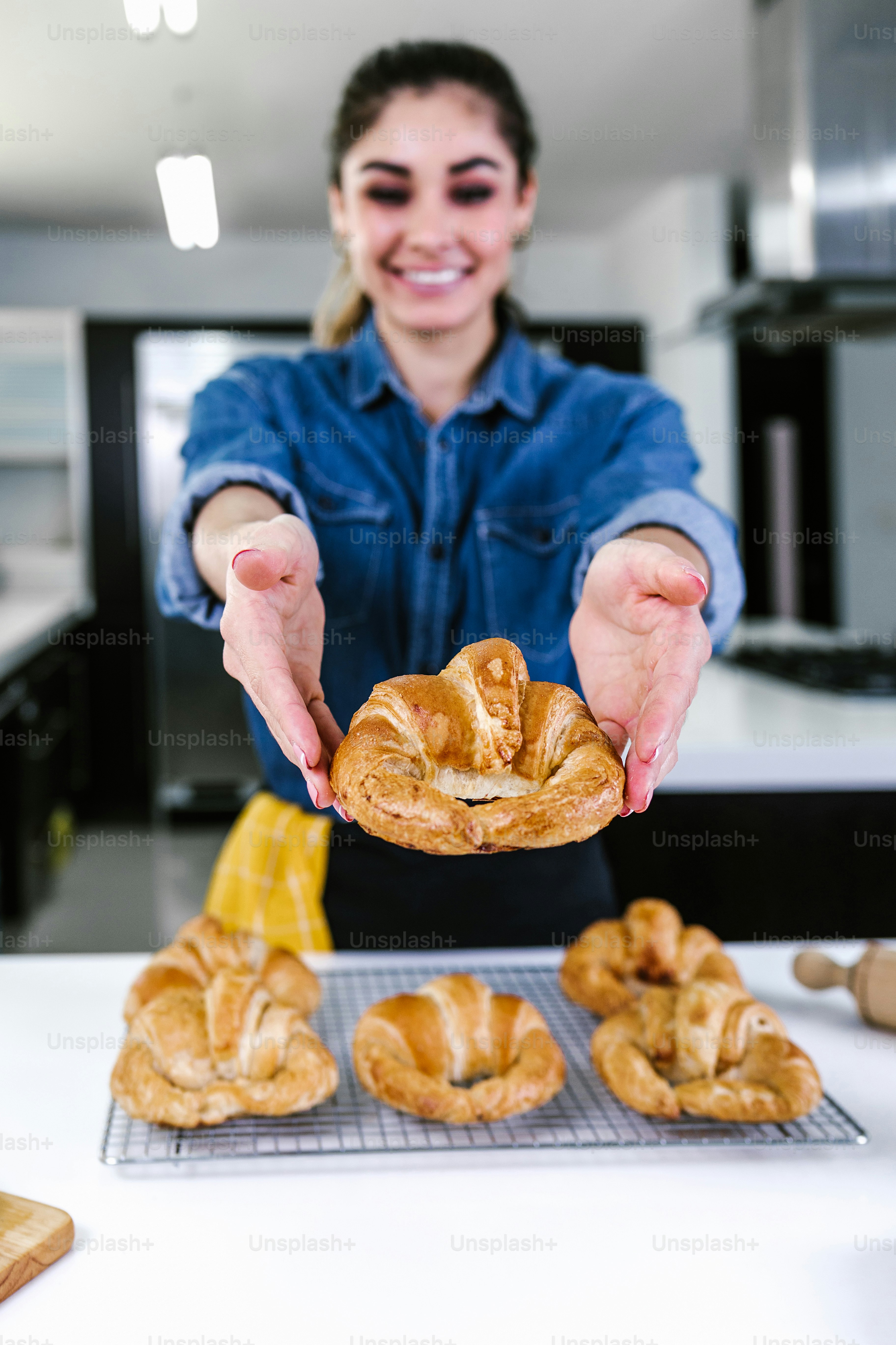 Foto Joven latina horneando ingredientes de croissant en la cocina en ...