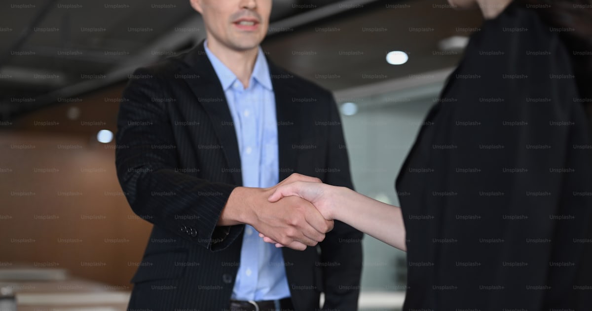 사무실에서 회의나 협상을 마친 후 악수하는 사업가들 사진 Unsplash의 양복 이미지