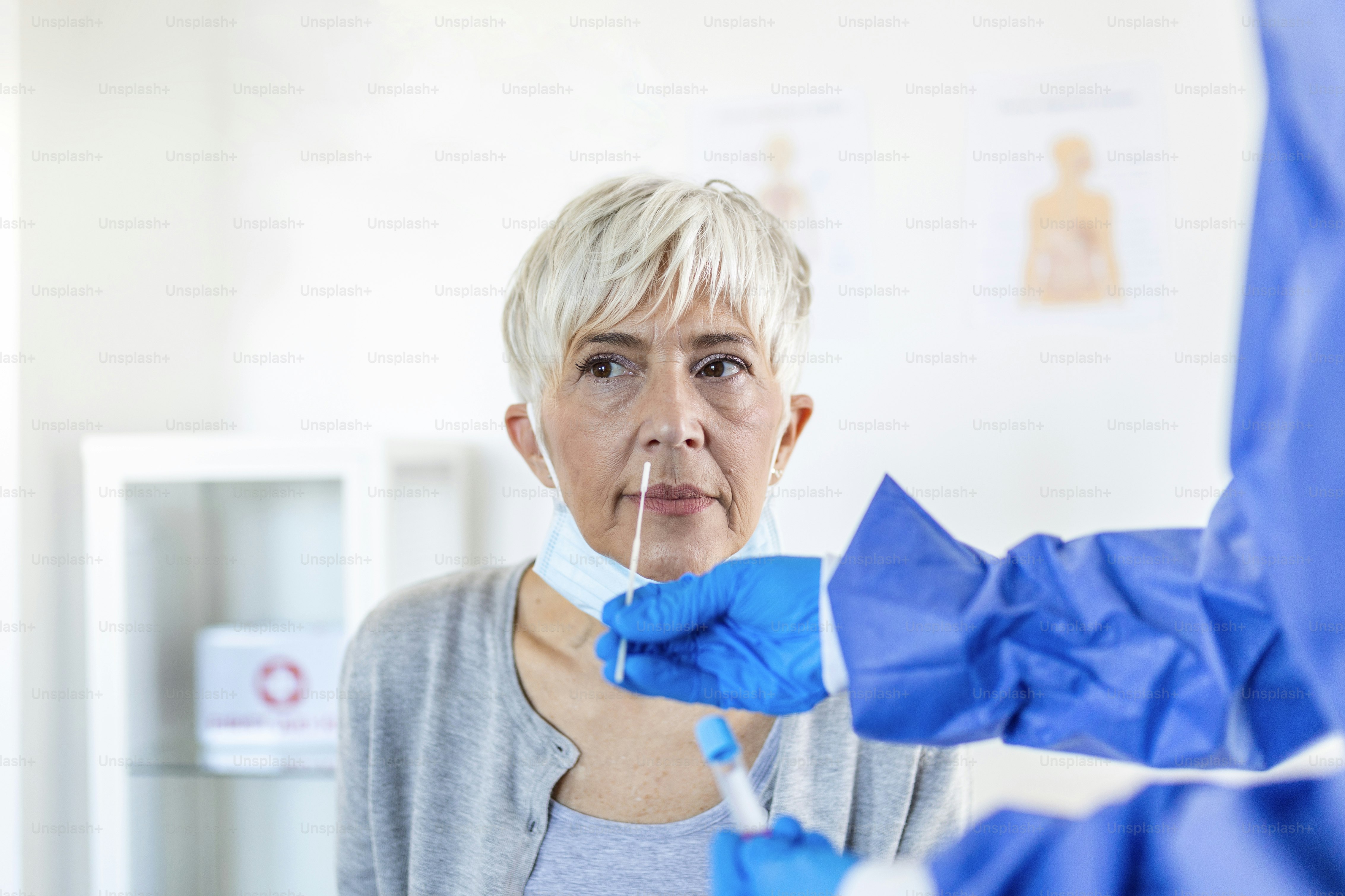 Medico che indossa dispositivi di protezione individuale che esegue un ...
