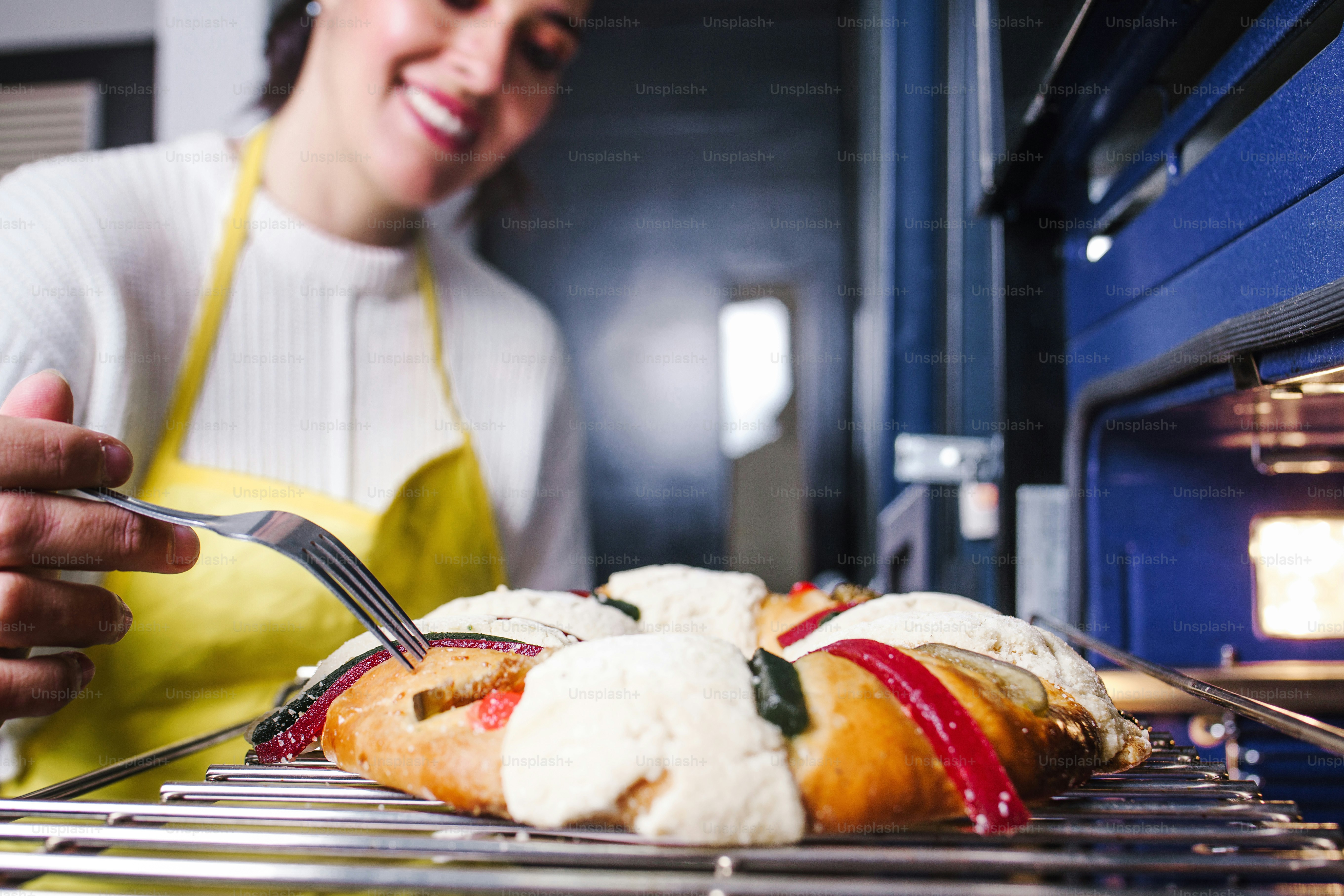 Foto Mujer mexicana horneando una tradicional rosca de reyes o pastel ...